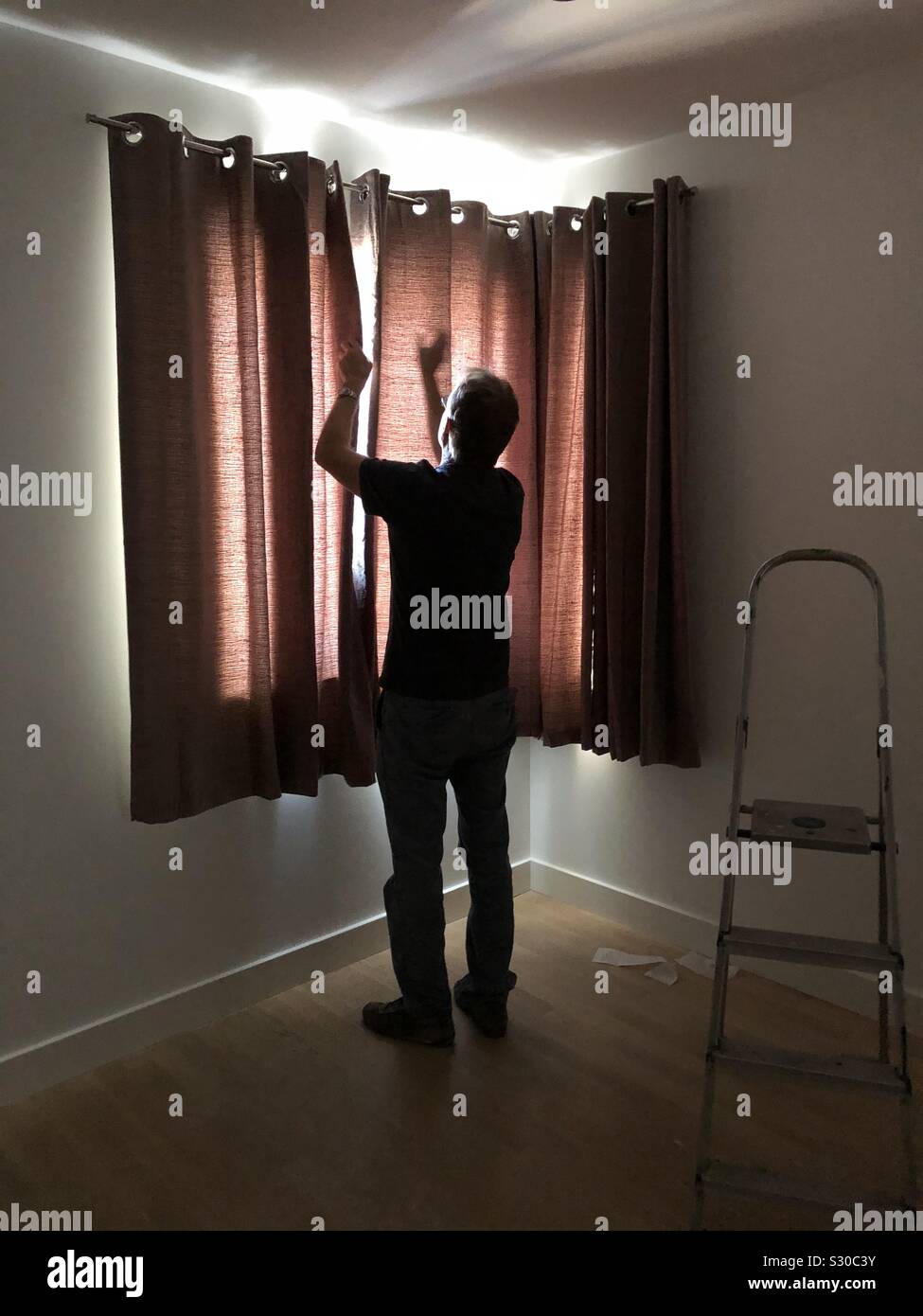 Closing curtains hi-res stock photography and images - Alamy