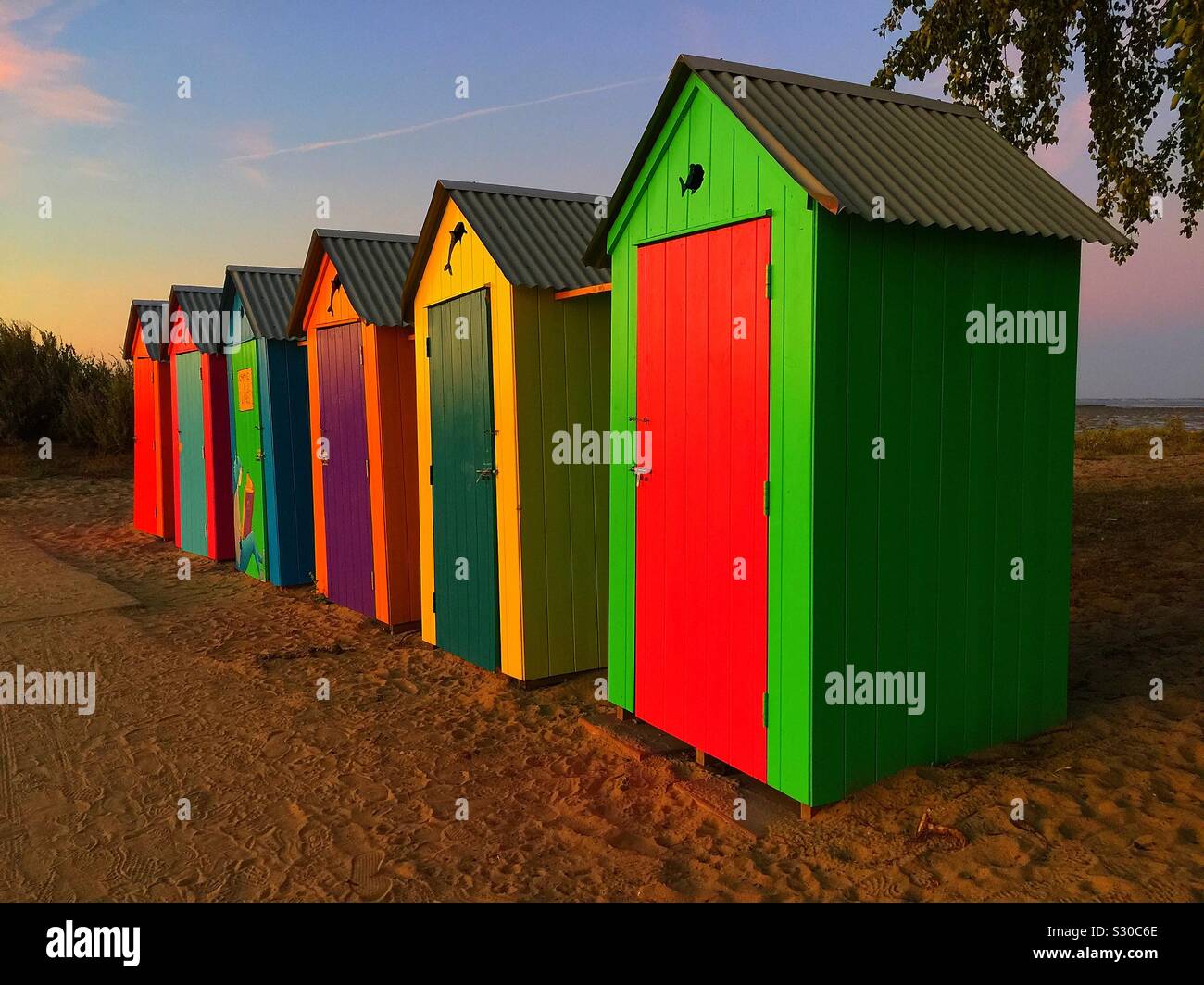 Coloured beach huts hi-res stock photography and images - Alamy