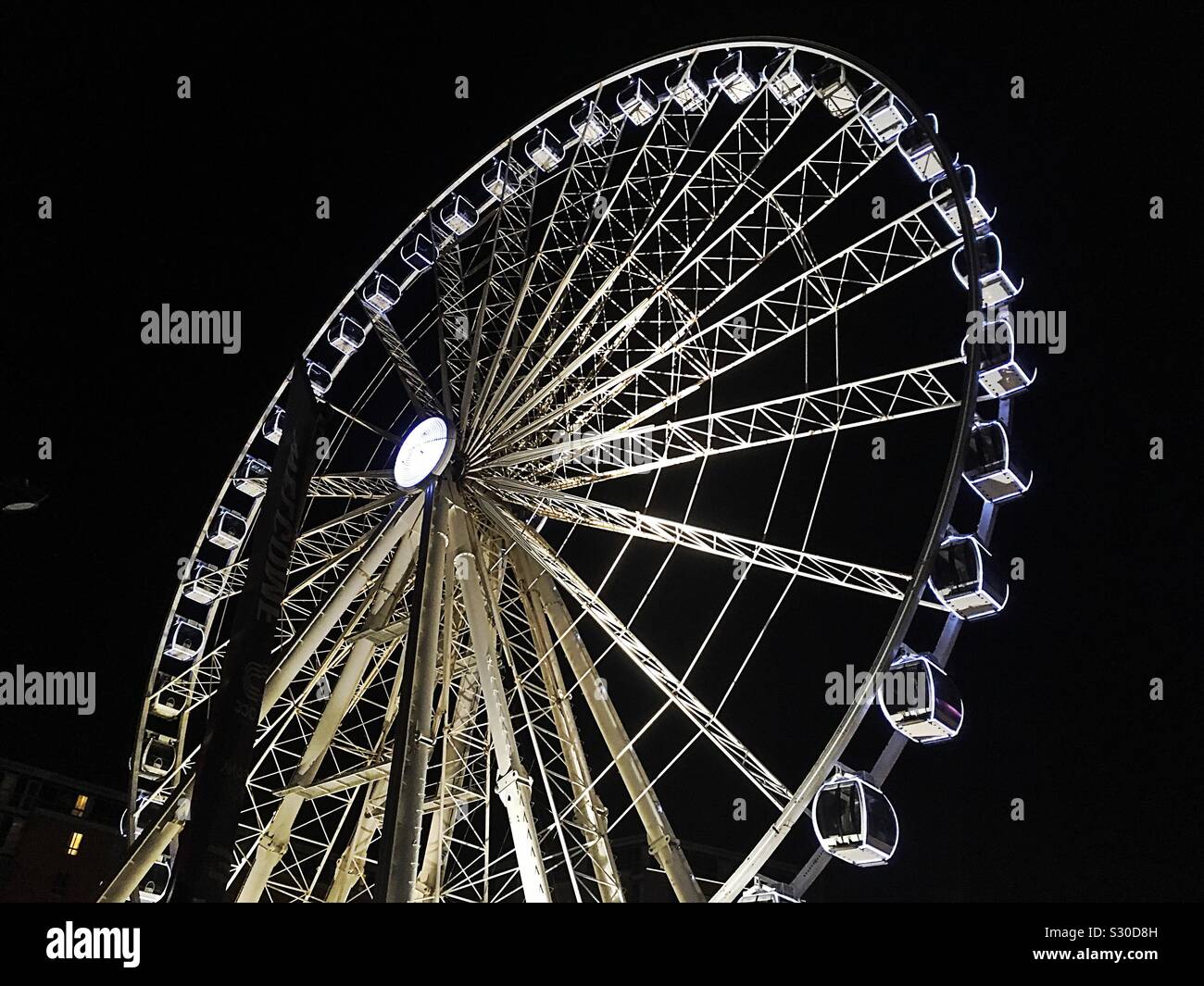 The Liverpool wheel at night Stock Photo - Alamy
