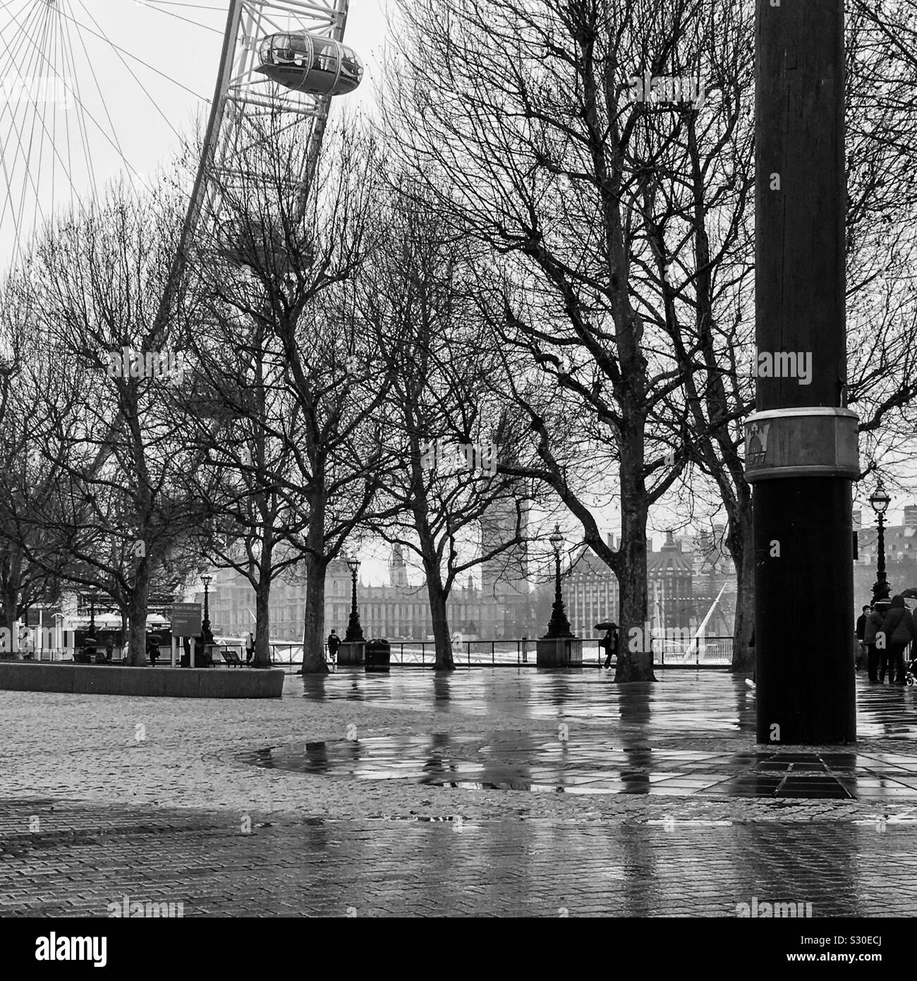 London rain hi-res stock photography and images - Alamy