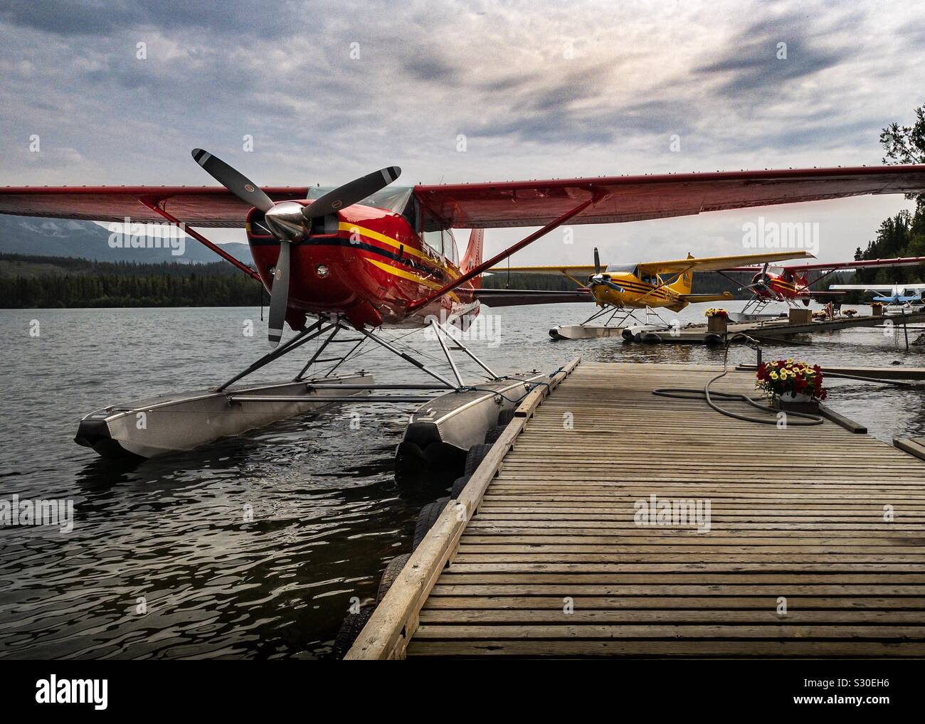 Float plane at dock hi-res stock photography and images - Alamy