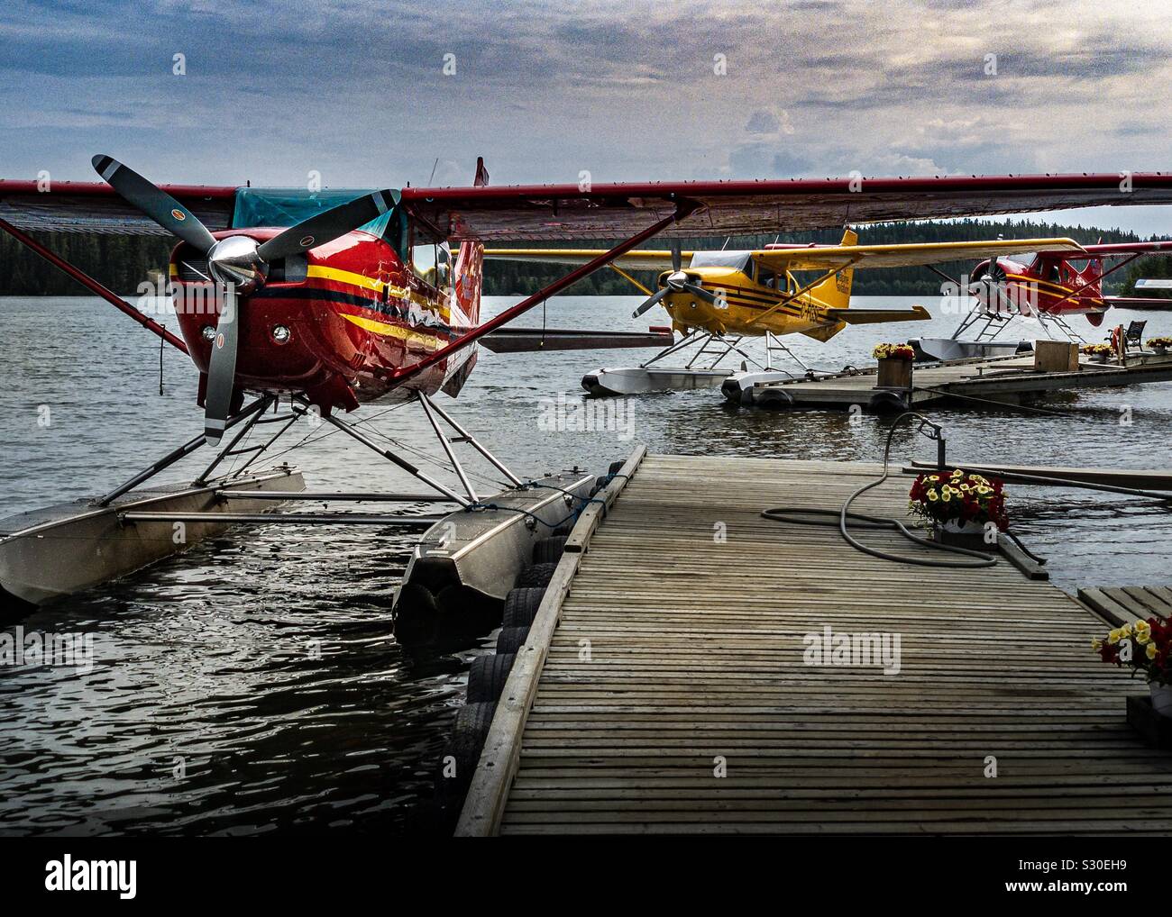 Float plane at dock hi-res stock photography and images - Alamy