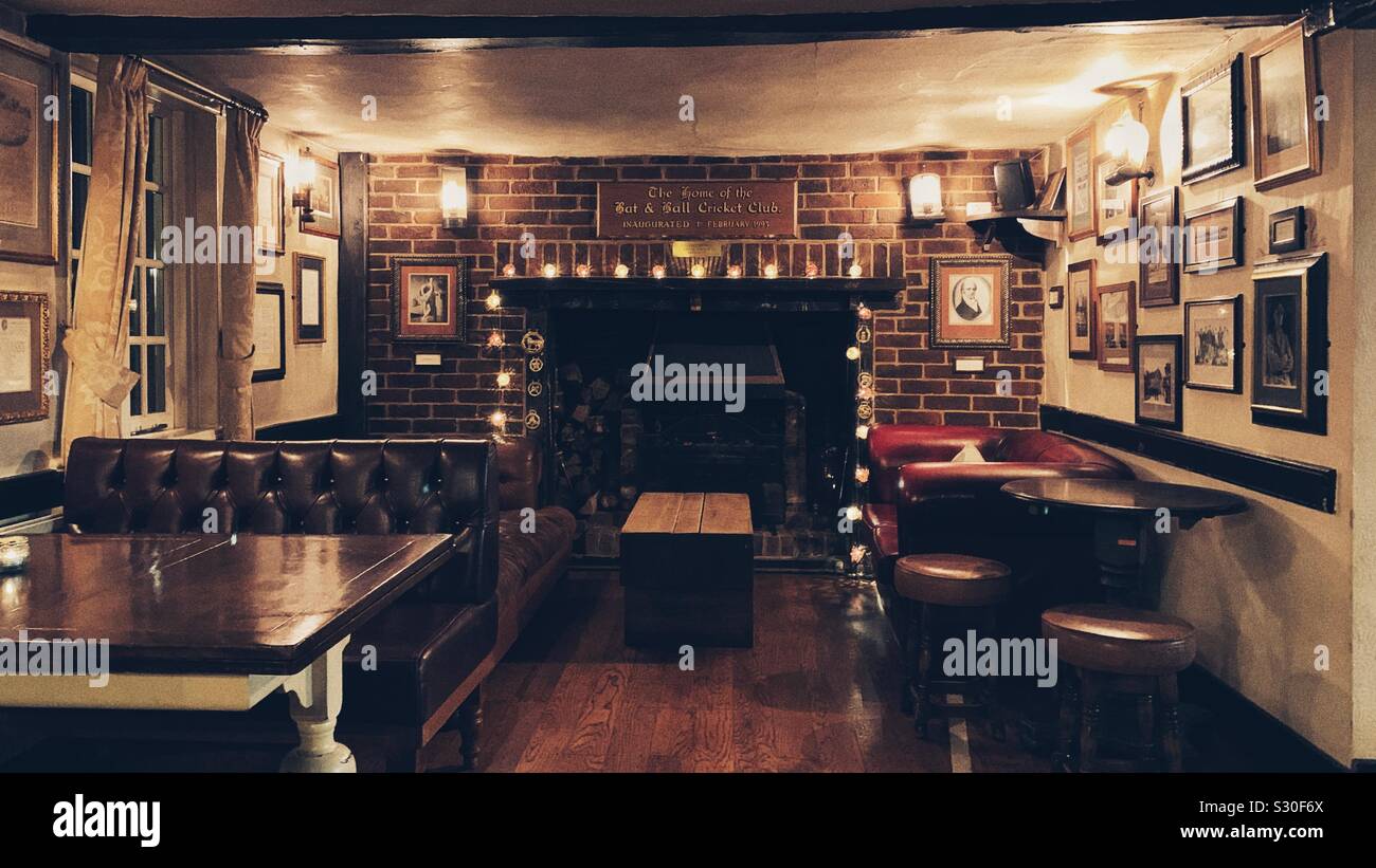 A very British pub Stock Photo - Alamy