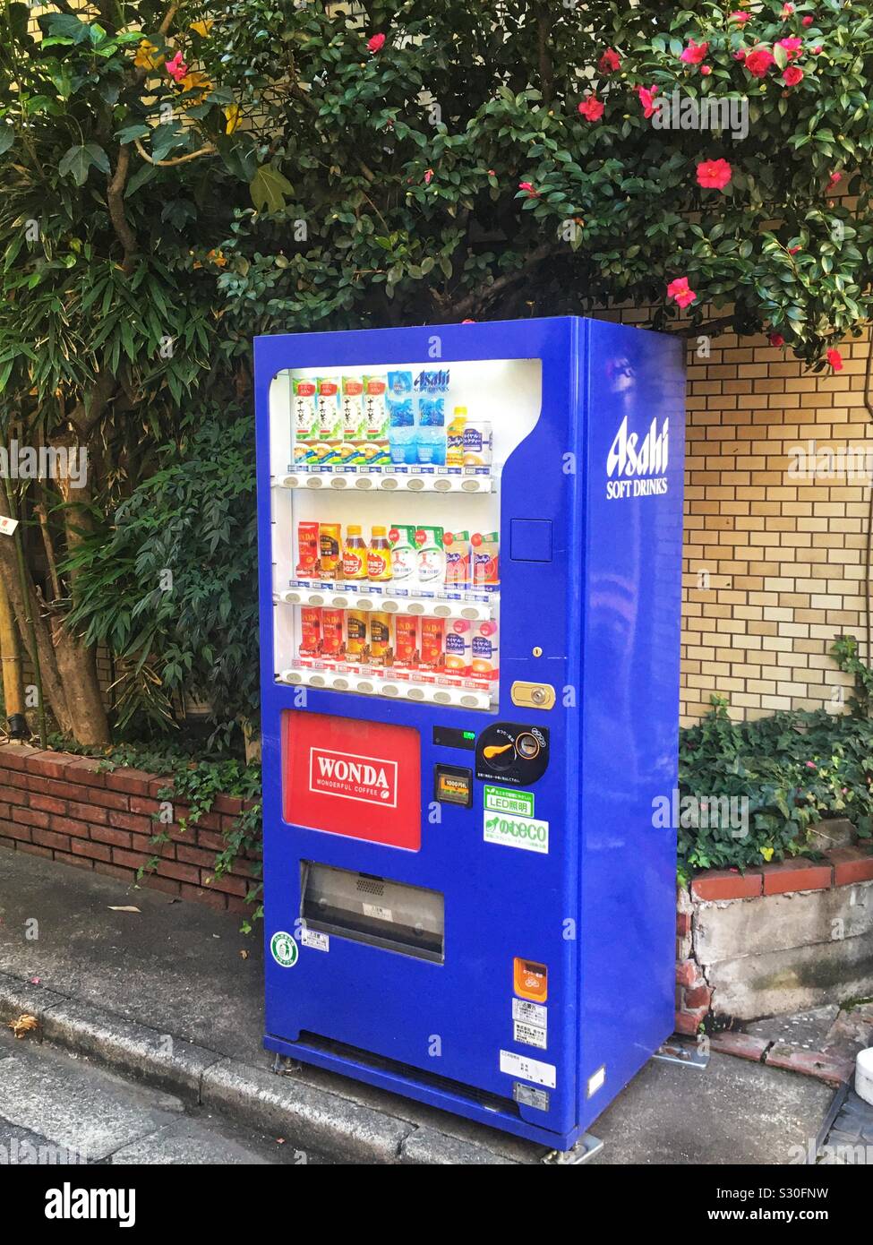 Vending machine japan hi-res stock photography and images - Alamy