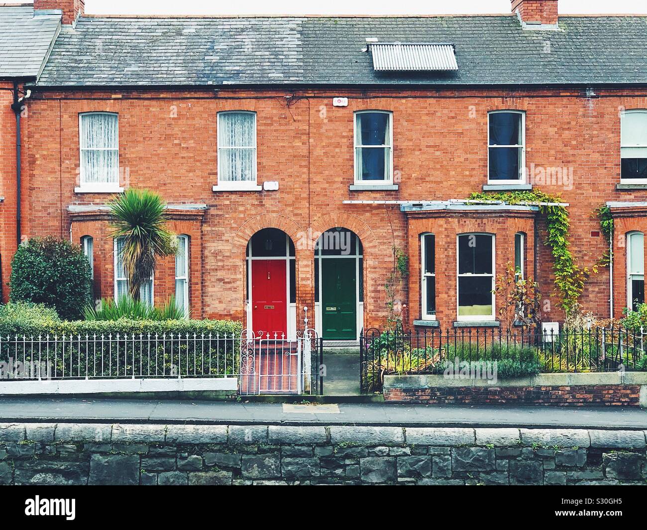 Buildings with red doors hi-res stock photography and images - Alamy
