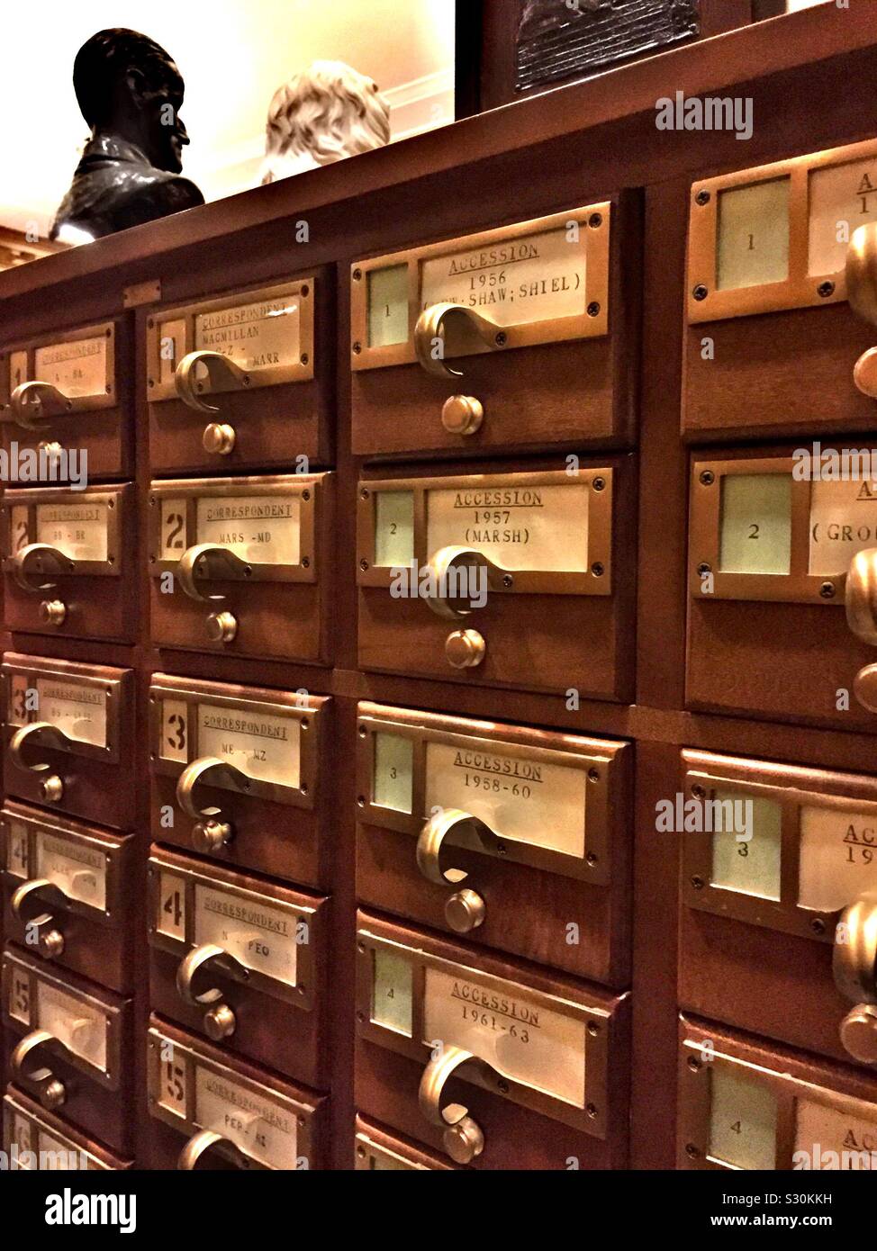 Vintage library card catalog hi-res stock photography and Vintage library card catalog hi-res stock photography and