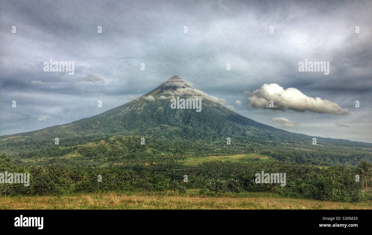 Mt mayon volcano hi-res stock photography and images - Alamy
