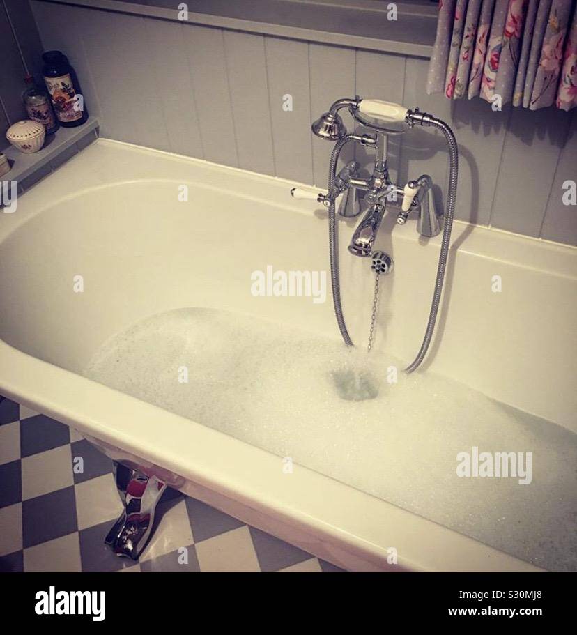 Roll top bath hi-res stock photography and images - Alamy
