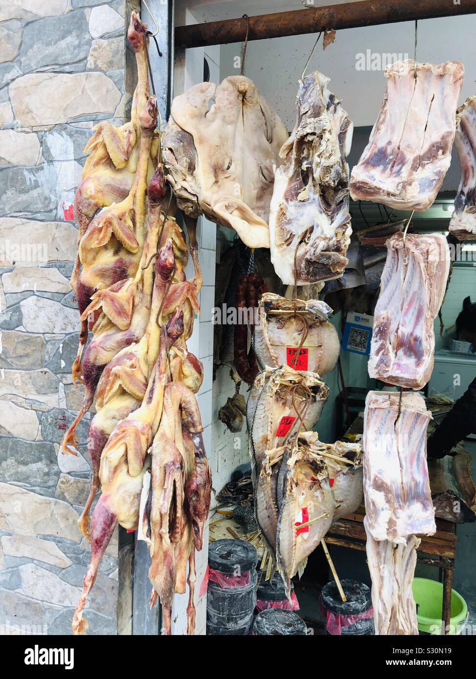 Wet chicken hi-res stock photography and images - Alamy