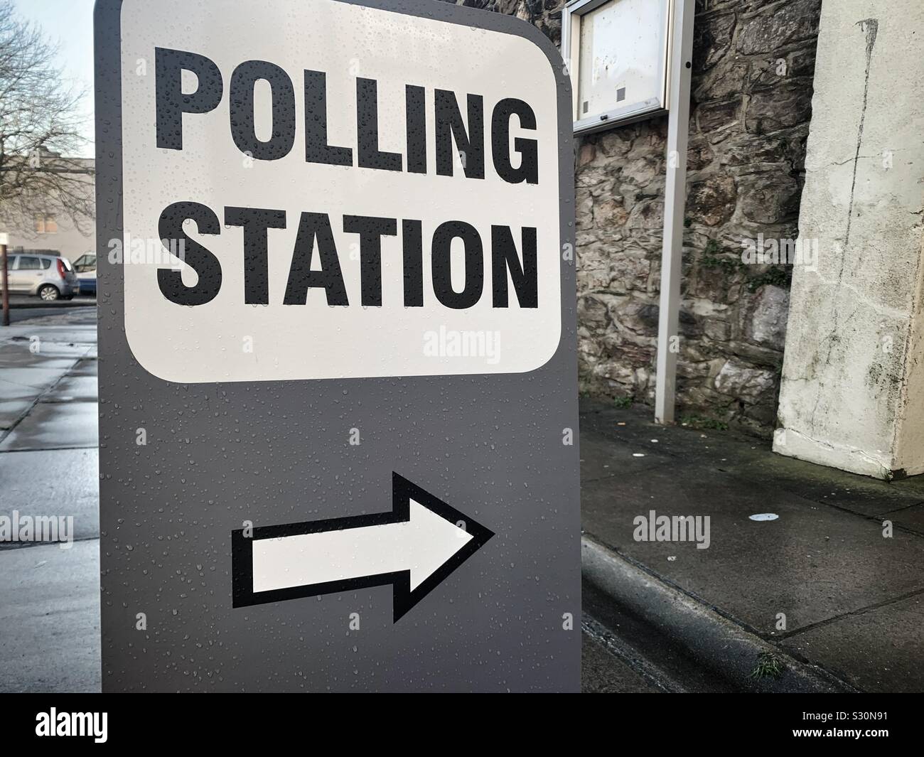 Polling station sign arrow hi-res stock photography and images - Alamy