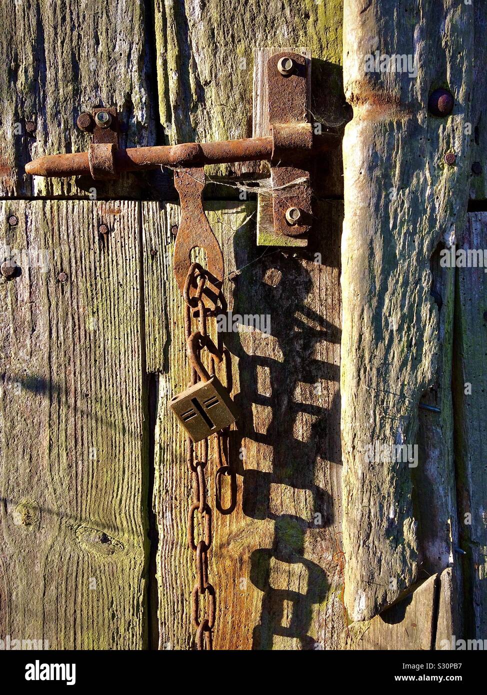 Old chain lock hi-res stock photography and images - Alamy