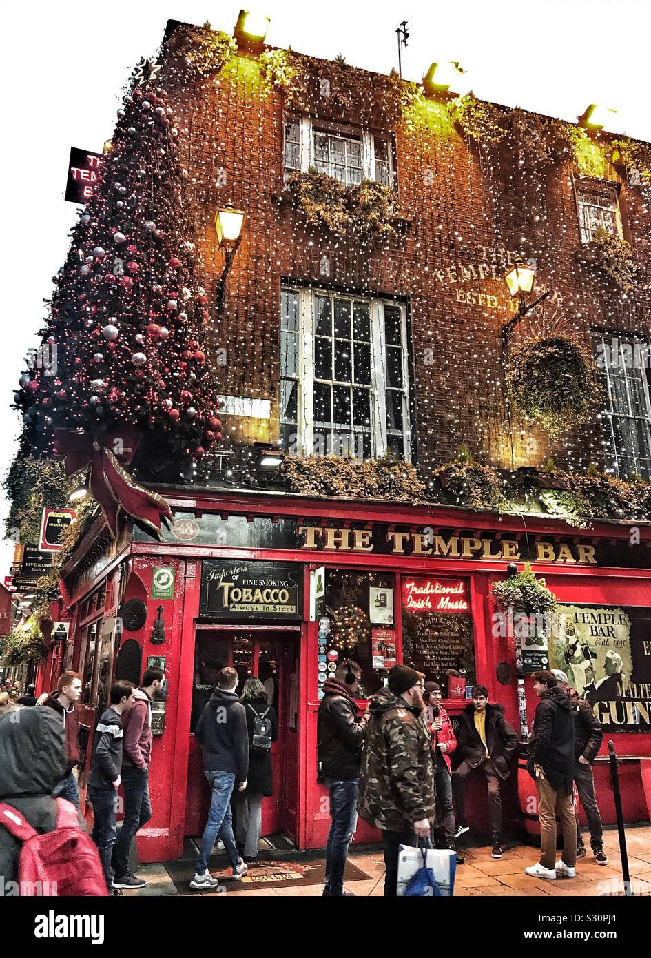 The Temple Bar, Dublin in Ireland At Christmas Stock Photo - Alamy