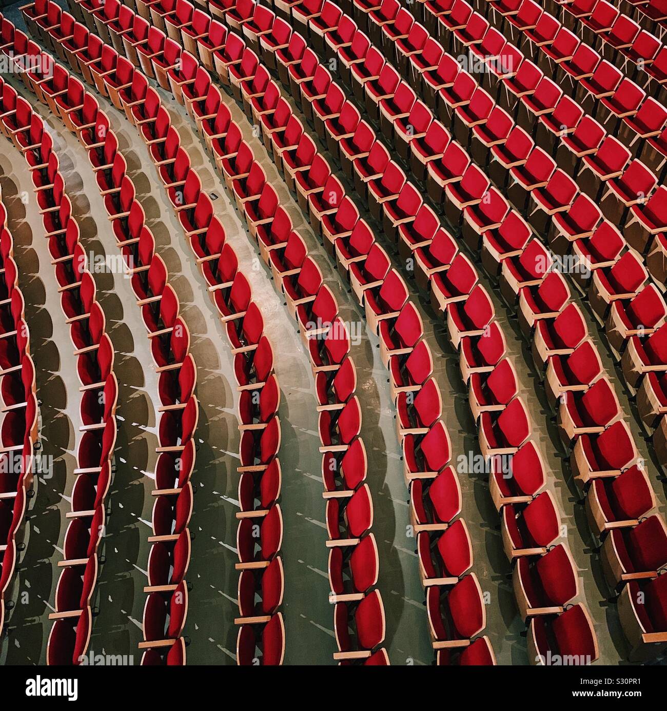 Theatre seats red hi-res stock photography and images - Alamy