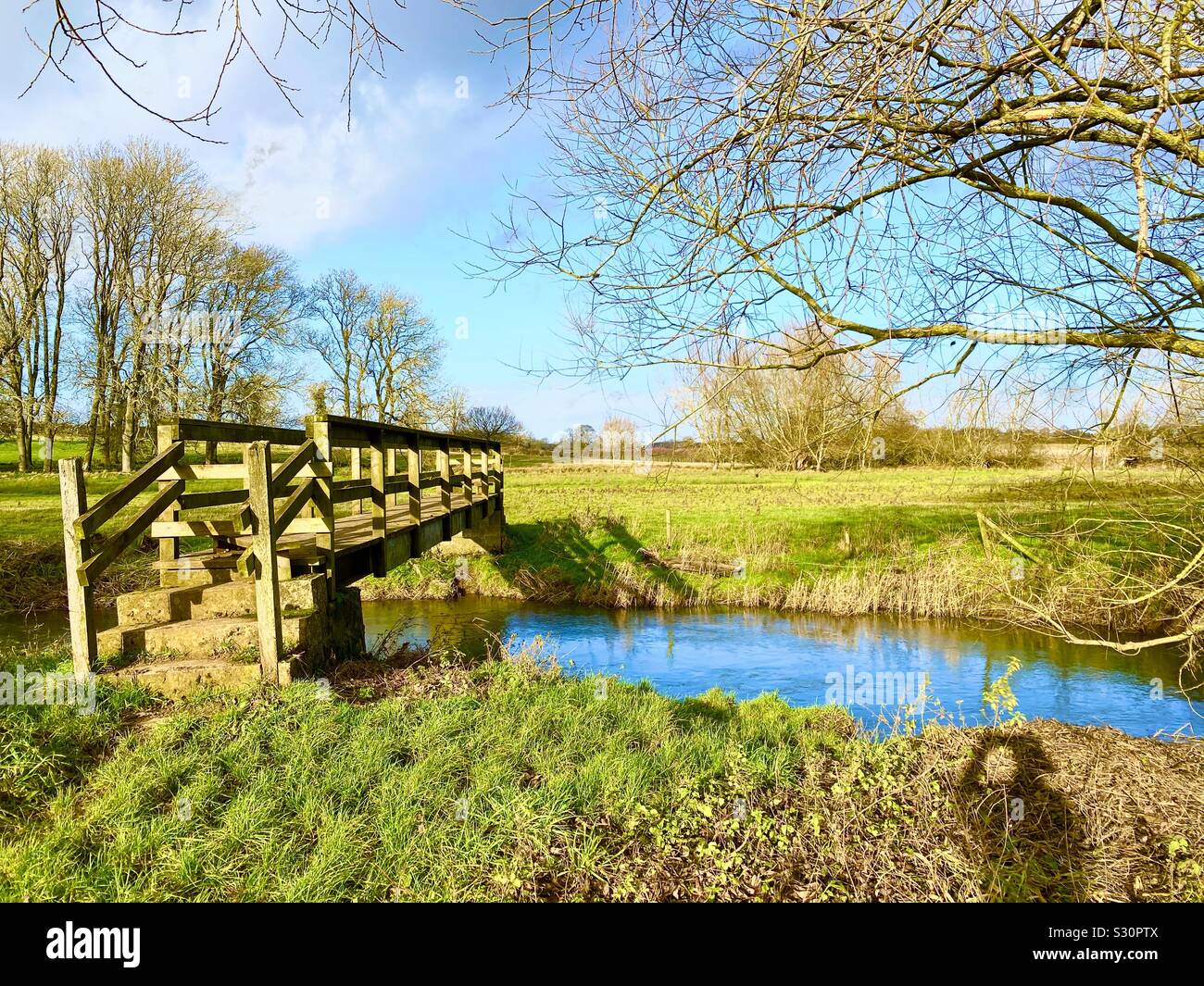 English countryside winter bridge hi-res stock photography and images ...