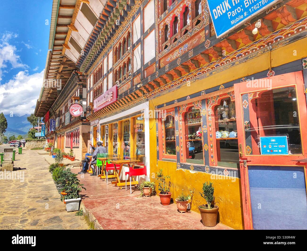Bhutan street traditional hi-res stock photography and images - Alamy