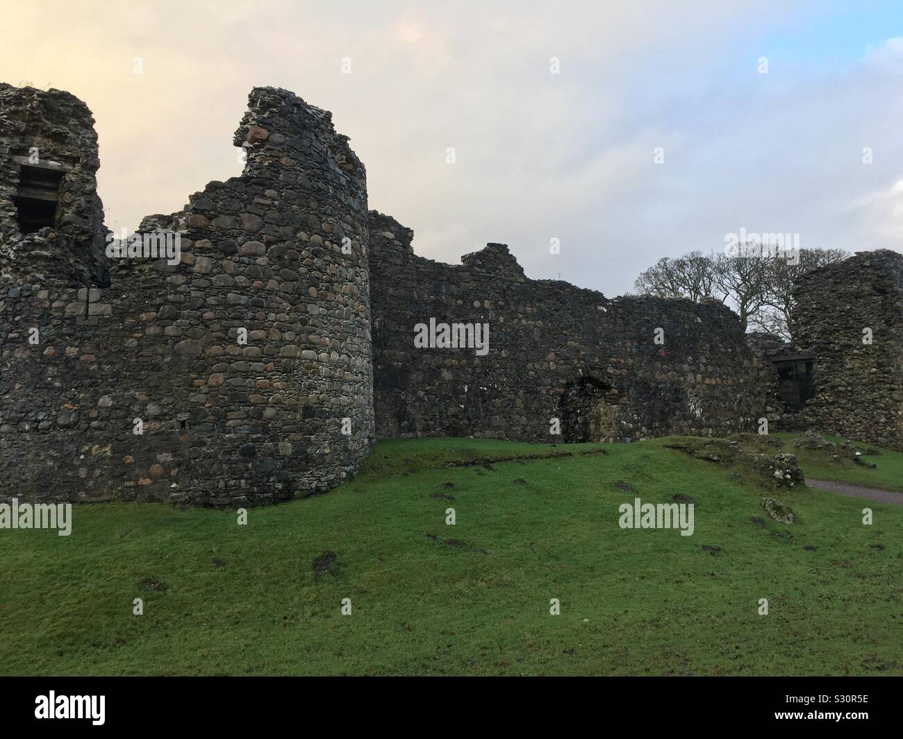 Castle ruins scotland hi-res stock photography and images - Alamy