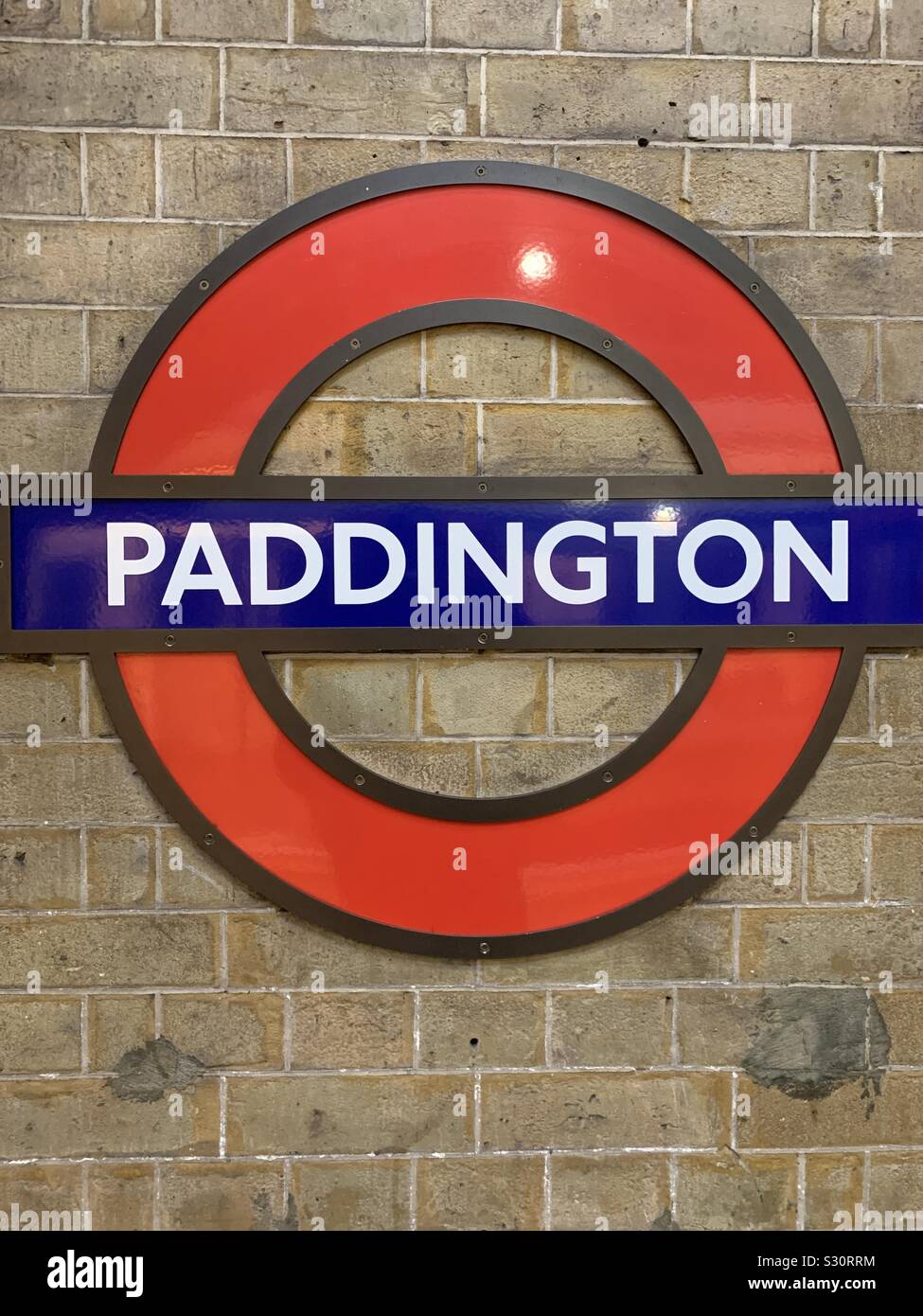 Paddington underground sign hi-res stock photography and images - Alamy