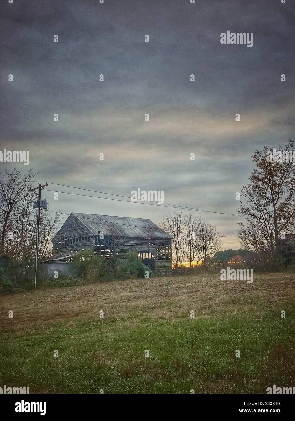 Old barn sunset hi-res stock photography and images - Alamy
