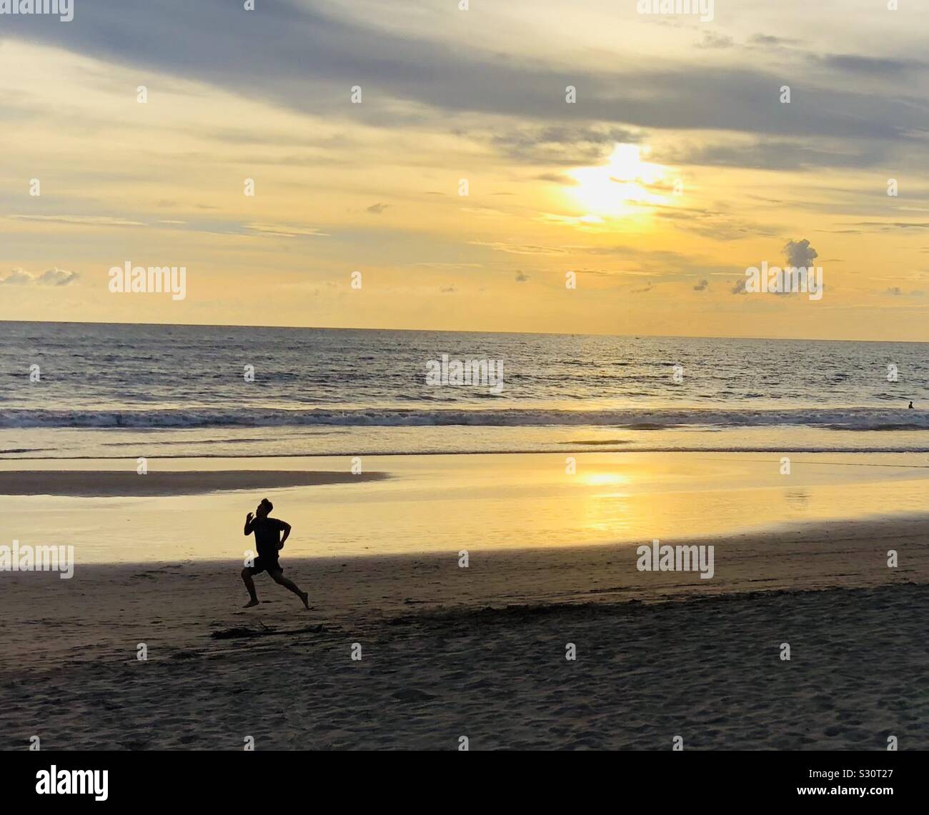 Jogging at beach hi-res stock photography and images - Alamy