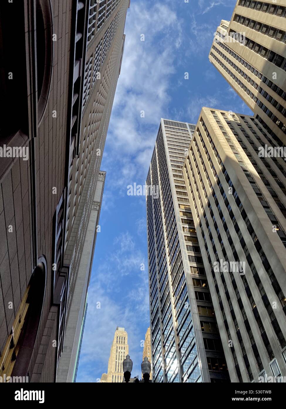Chicago buildings looking up hi-res stock photography and images - Alamy