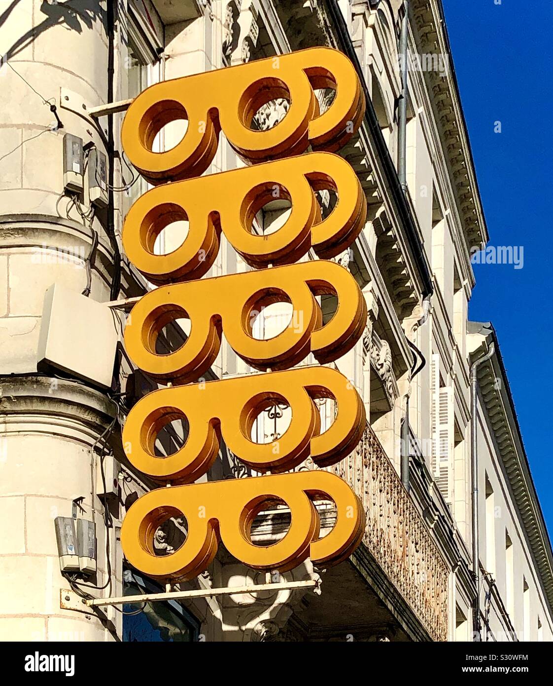 Neon spectacles glasses sign hi-res stock photography and images - Alamy