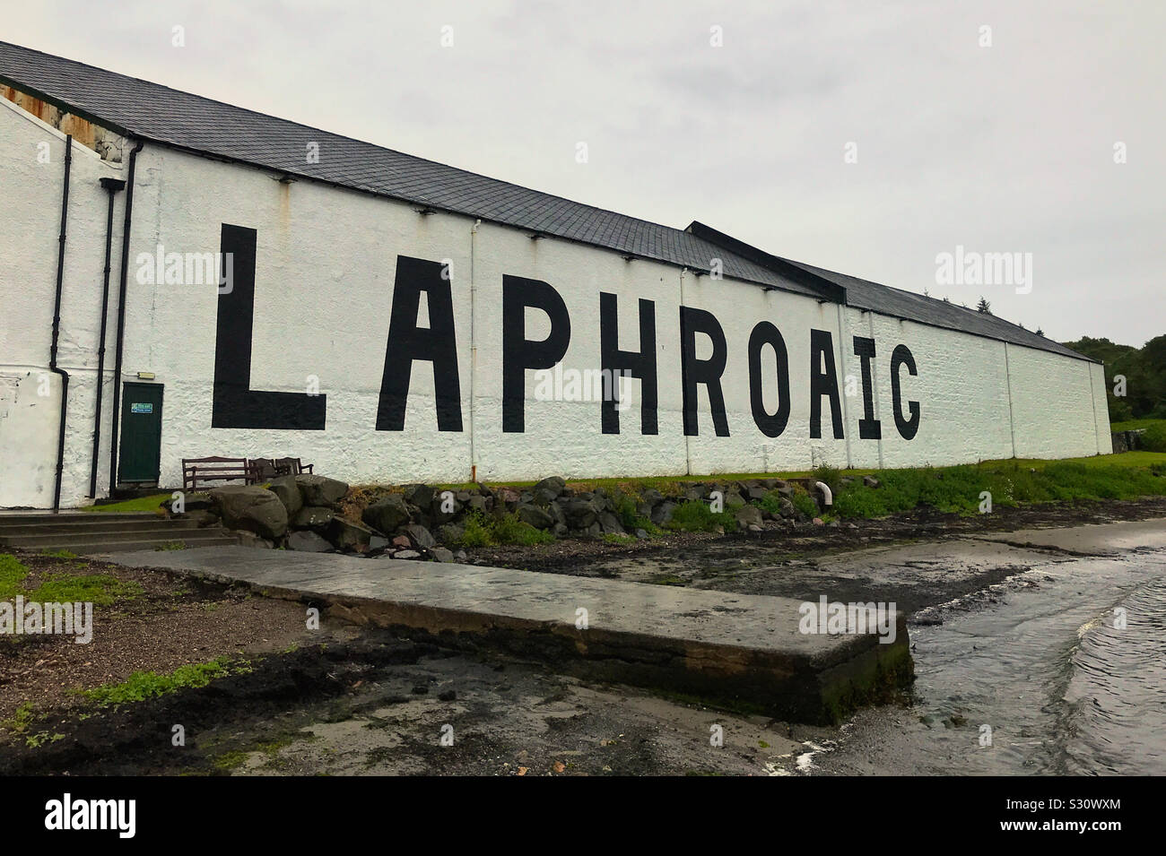 Laphroaig whisky distillery hi-res stock photography and images - Alamy