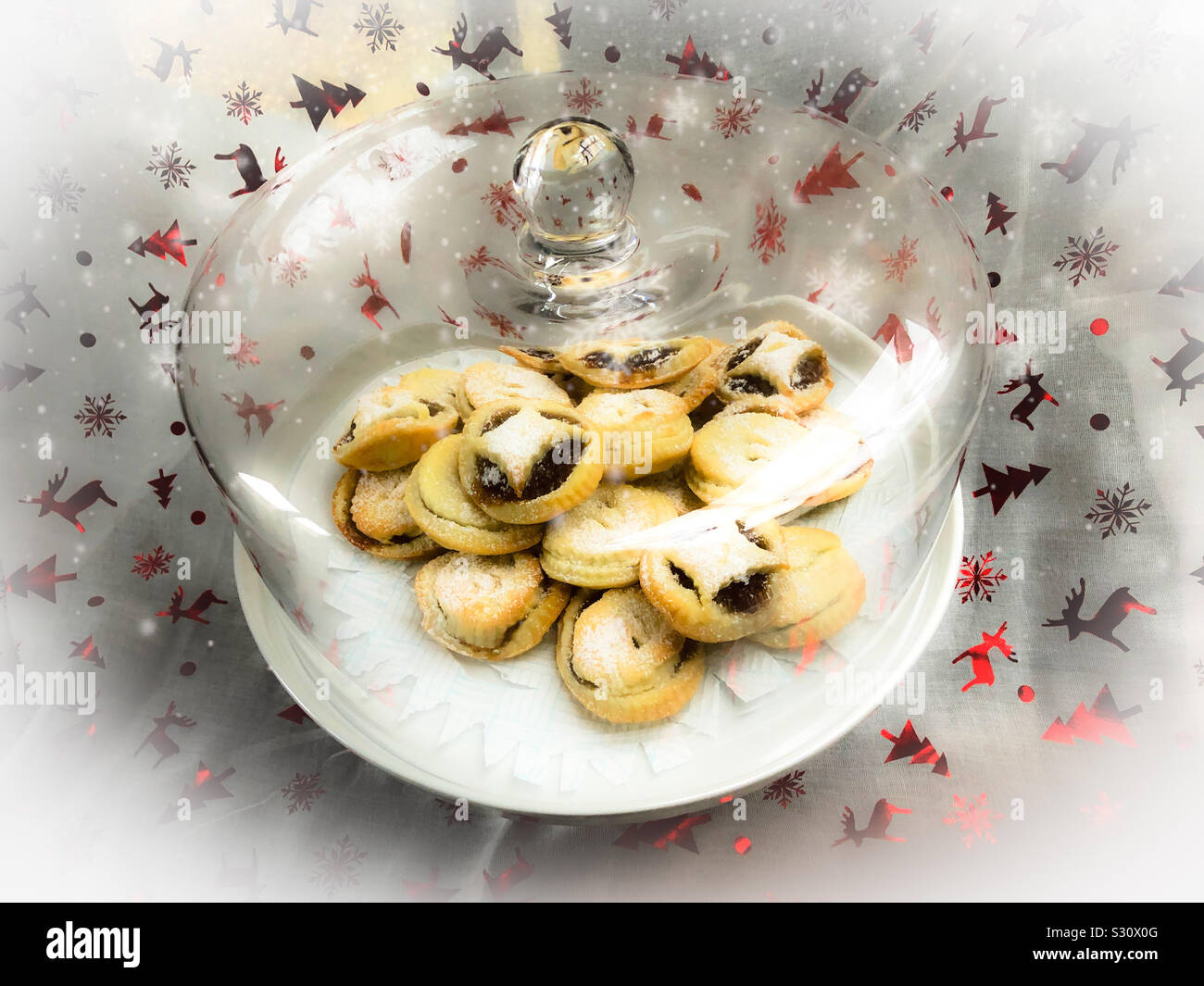 Cake stand with dome hi-res stock photography and images - Alamy