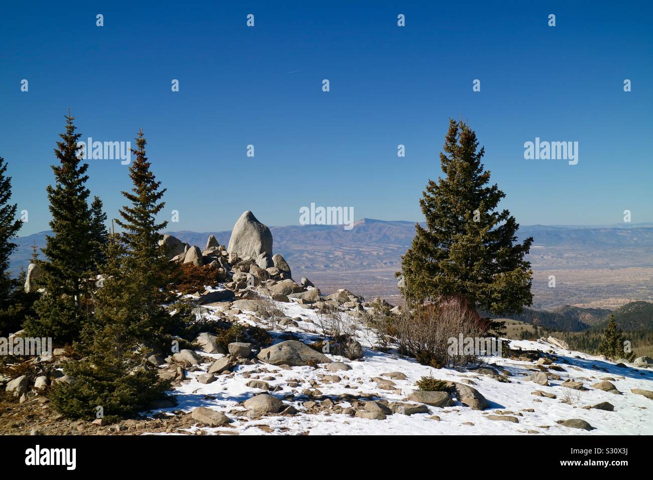 Overlooking the mountains hi-res stock photography and images - Alamy