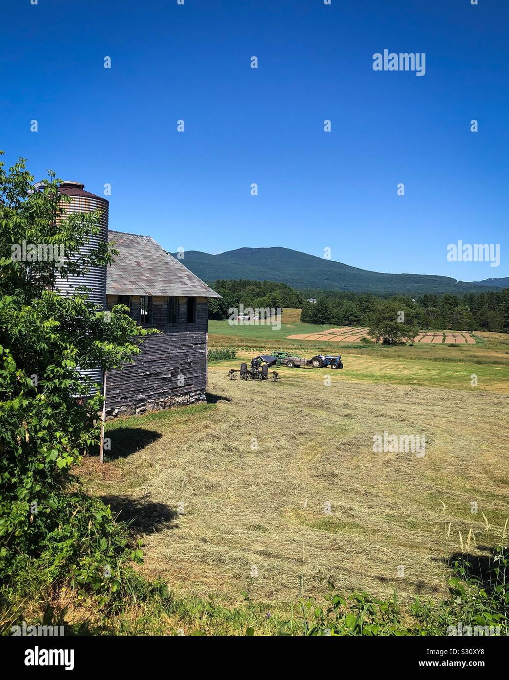 Hay farms hi-res stock photography and images - Alamy