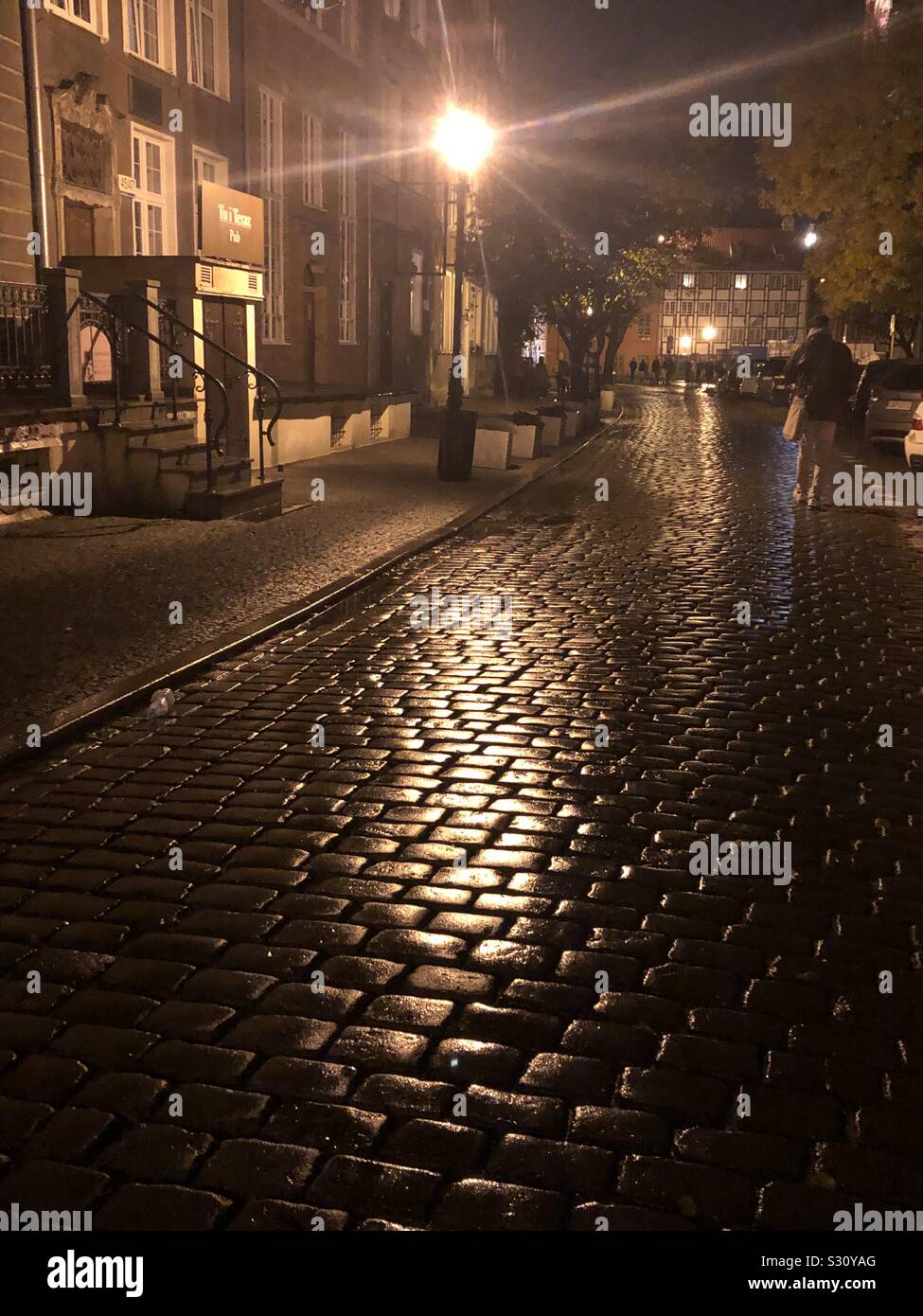Wet cobbled street hi-res stock photography and images - Alamy