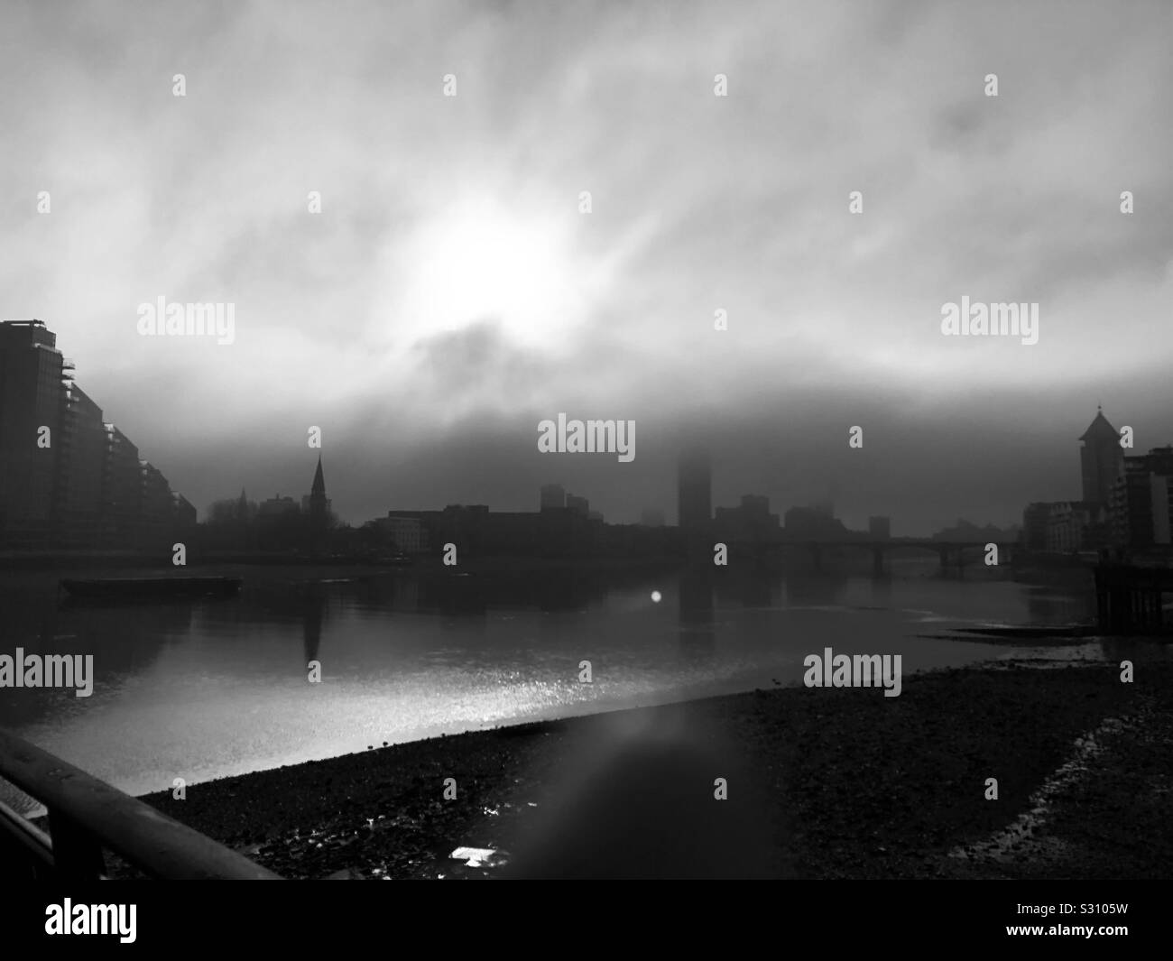 Mist london hi-res stock photography and images - Alamy
