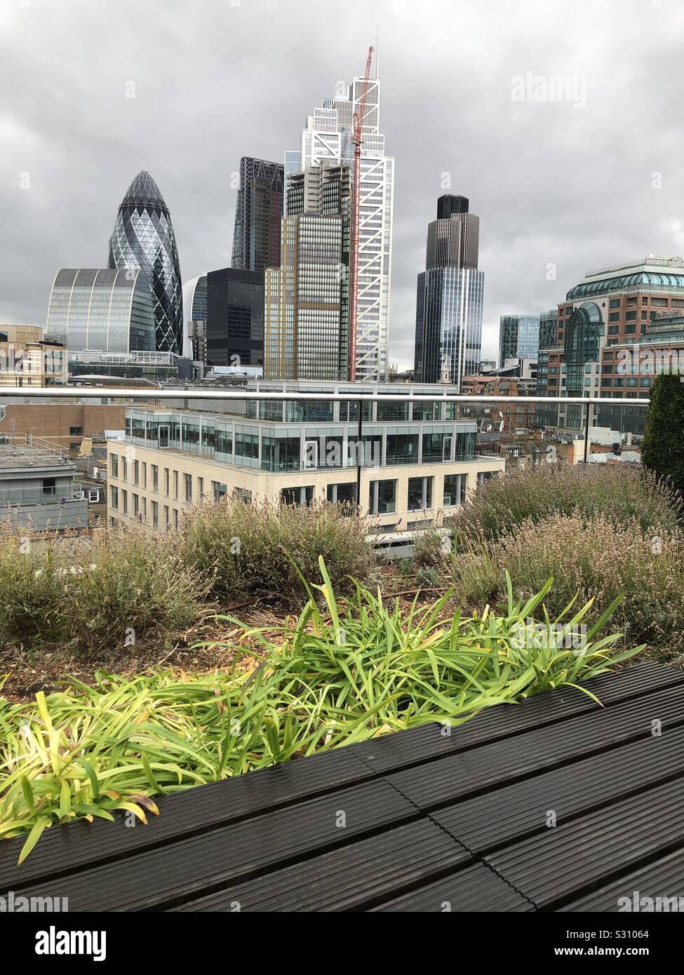 City rooftop garden hi-res stock photography and images - Alamy
