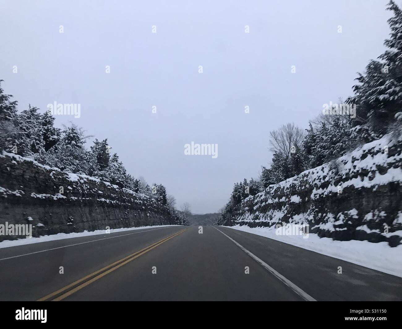 Trees and highway hi-res stock photography and images - Alamy