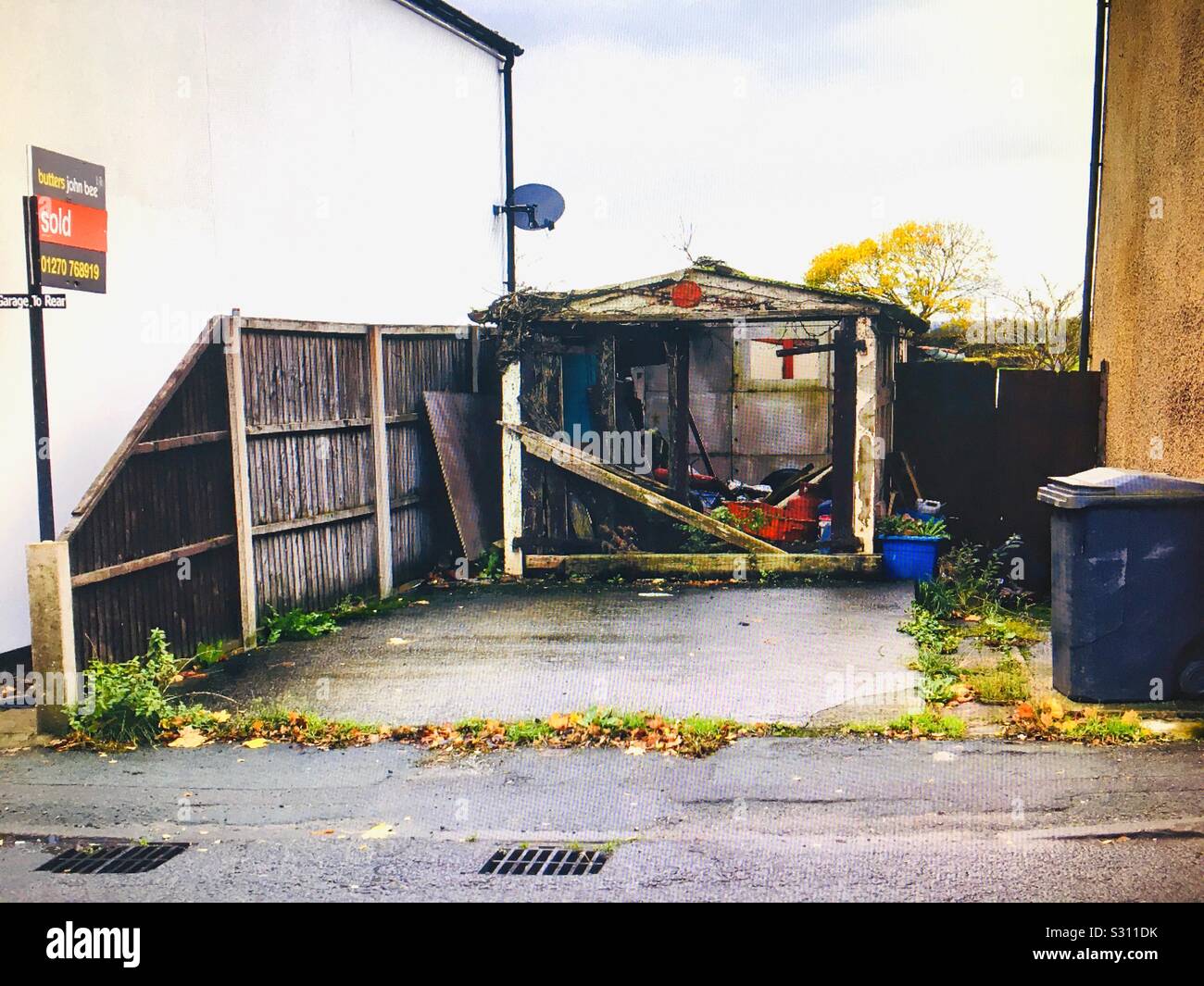 Garage uk hi-res stock photography and images - Alamy