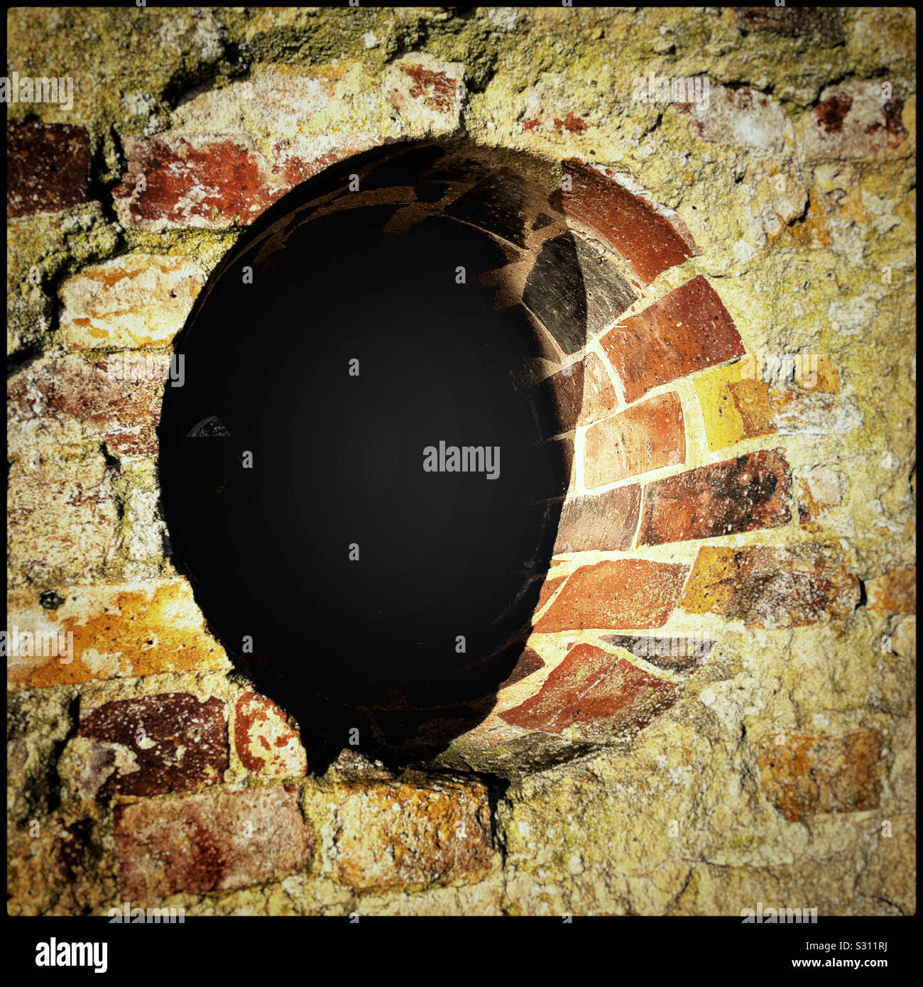 Circular round opening in wall hi-res stock photography and images - Alamy