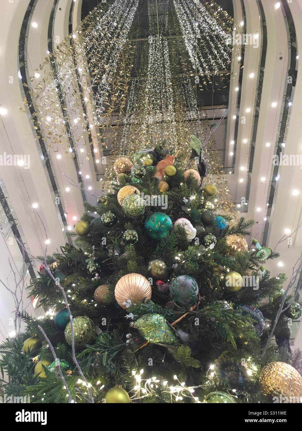 Christmas ornaments store hi-res stock photography and images - Alamy