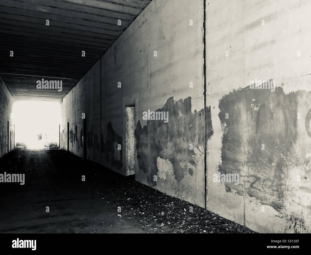 Walkway under concrete bridge hi-res stock photography and images - Alamy