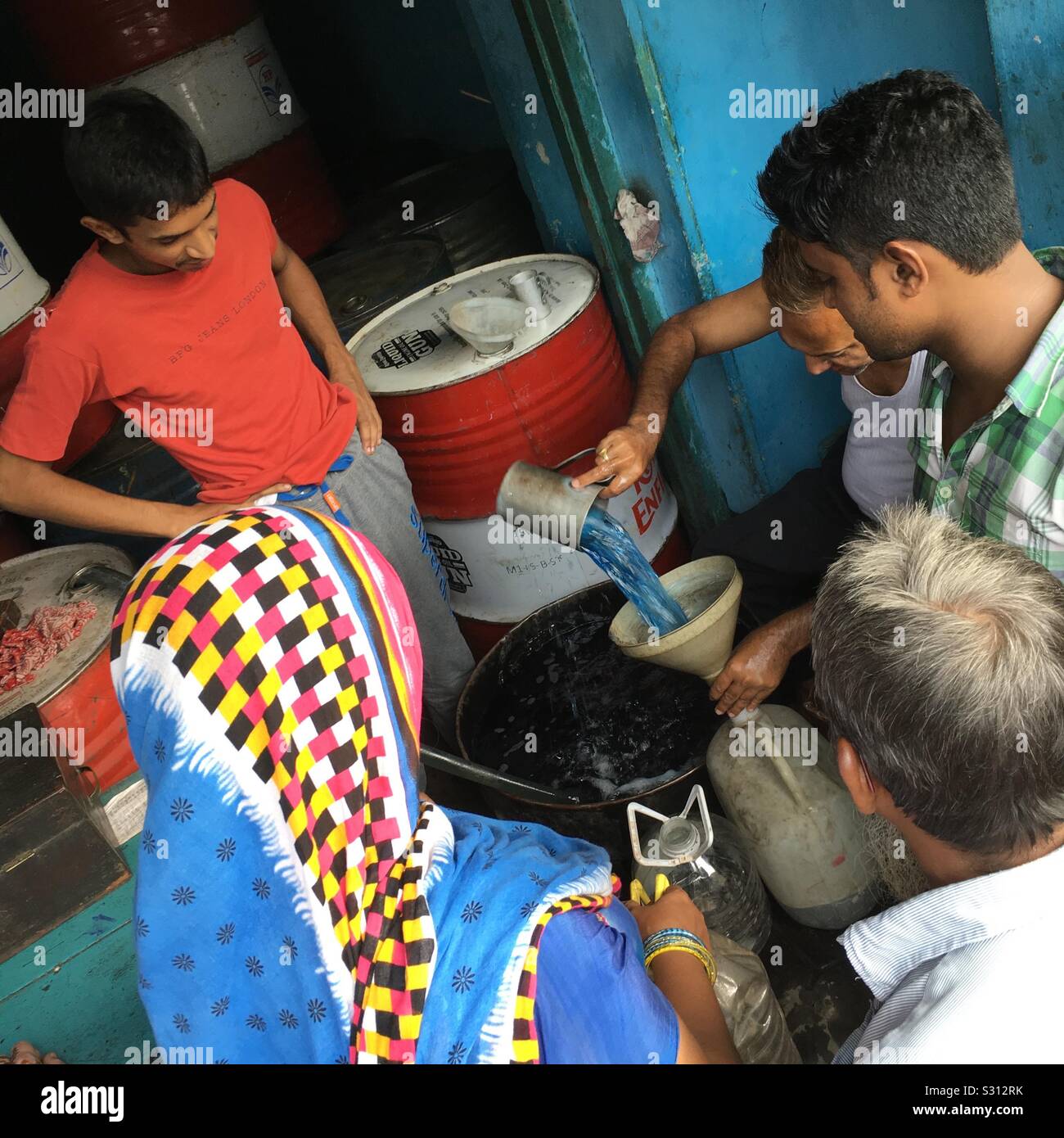 India filling station hi-res stock photography and images - Alamy