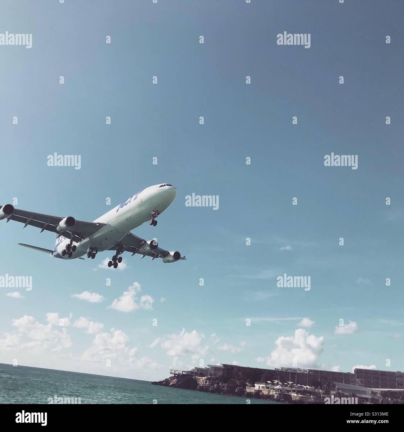 Incoming plane maho beach hi-res stock photography and images - Alamy