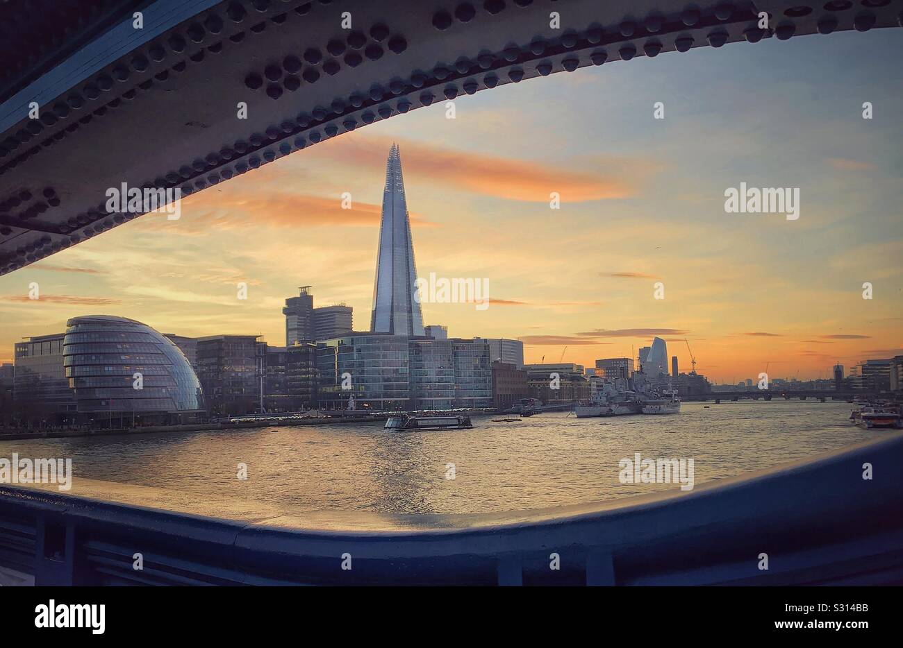 London southbank at sunset hi-res stock photography and images - Alamy