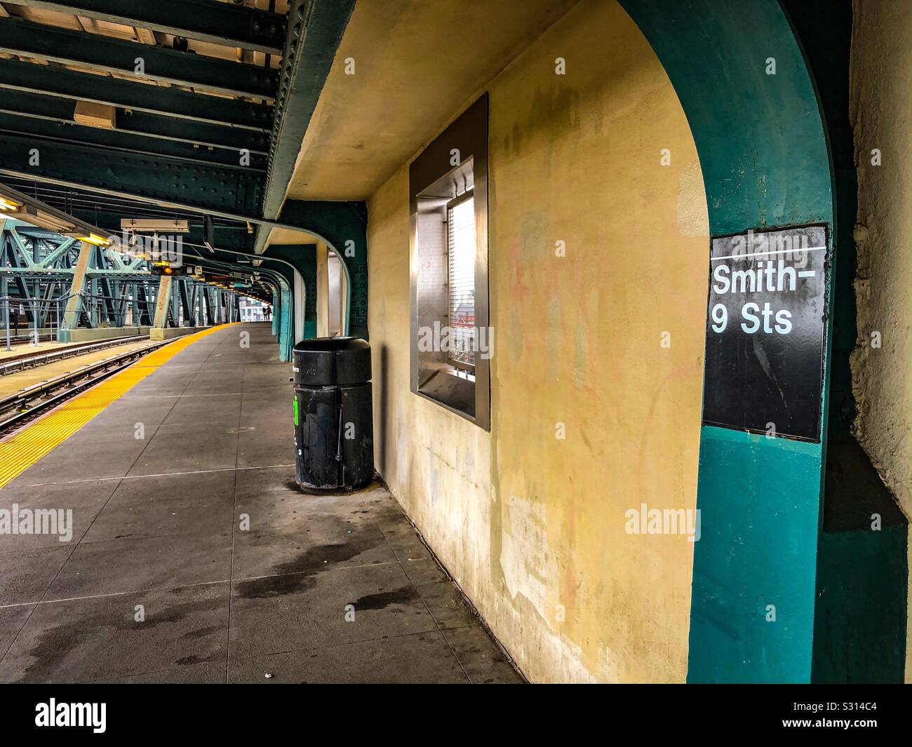 Nyc subway in queens hi-res stock photography and images - Alamy