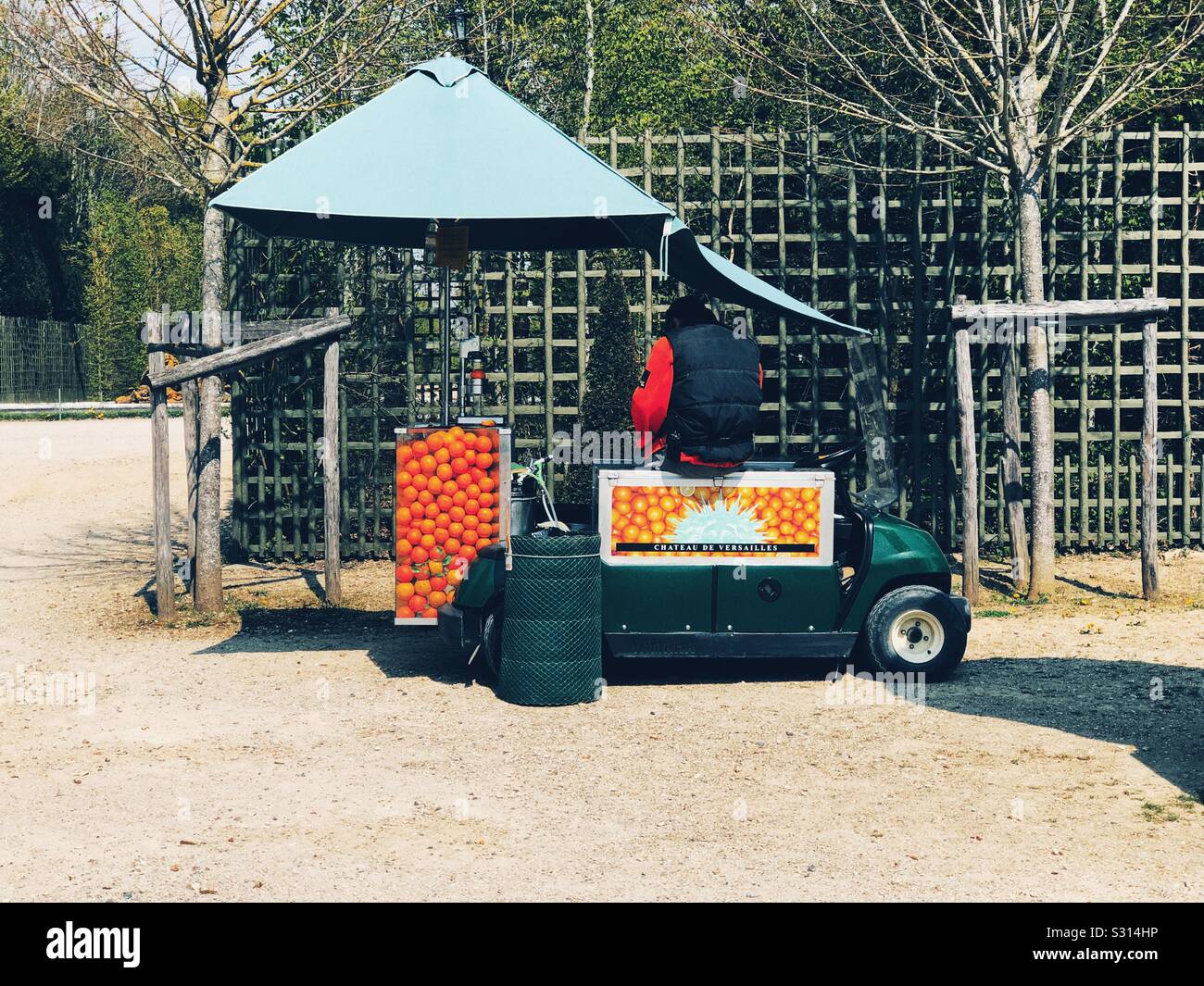 Fresh orange juice station in Versailles, France Stock Photo - Alamy