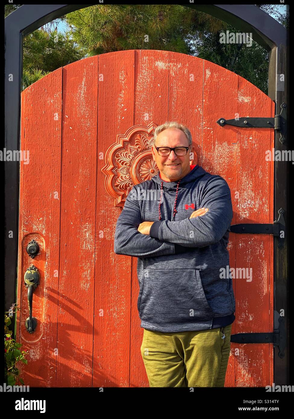 Arched red door hi-res stock photography and images - Alamy