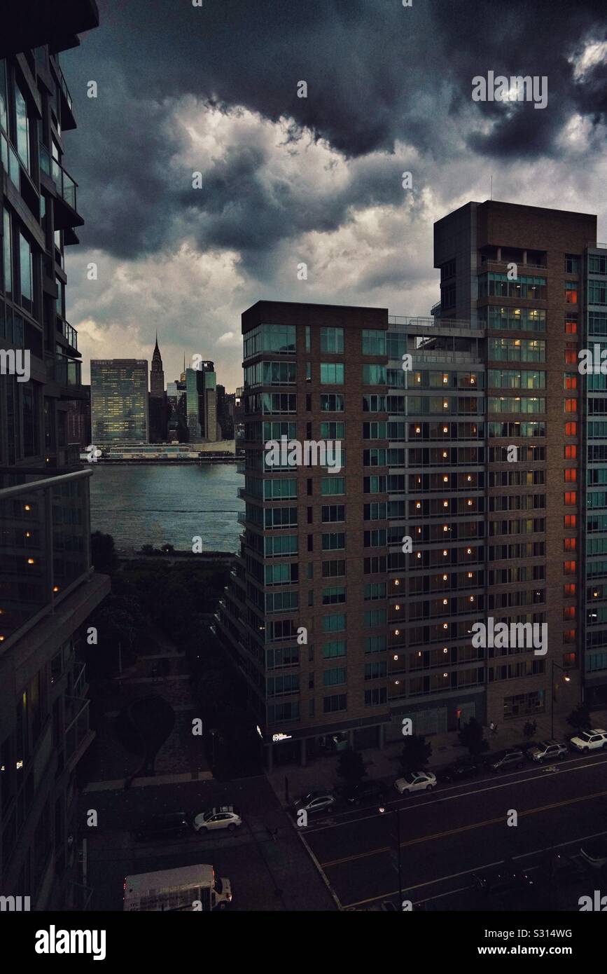 Storm over manhattan hi-res stock photography and images - Alamy