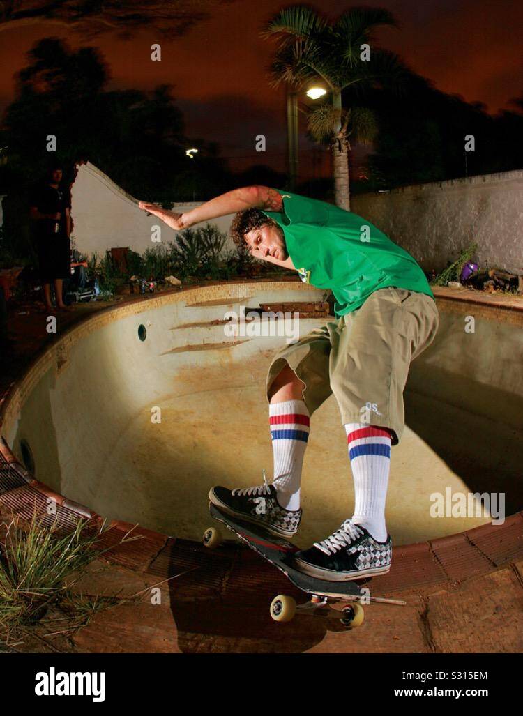 Empty pool skateboard hi-res stock photography and images - Alamy