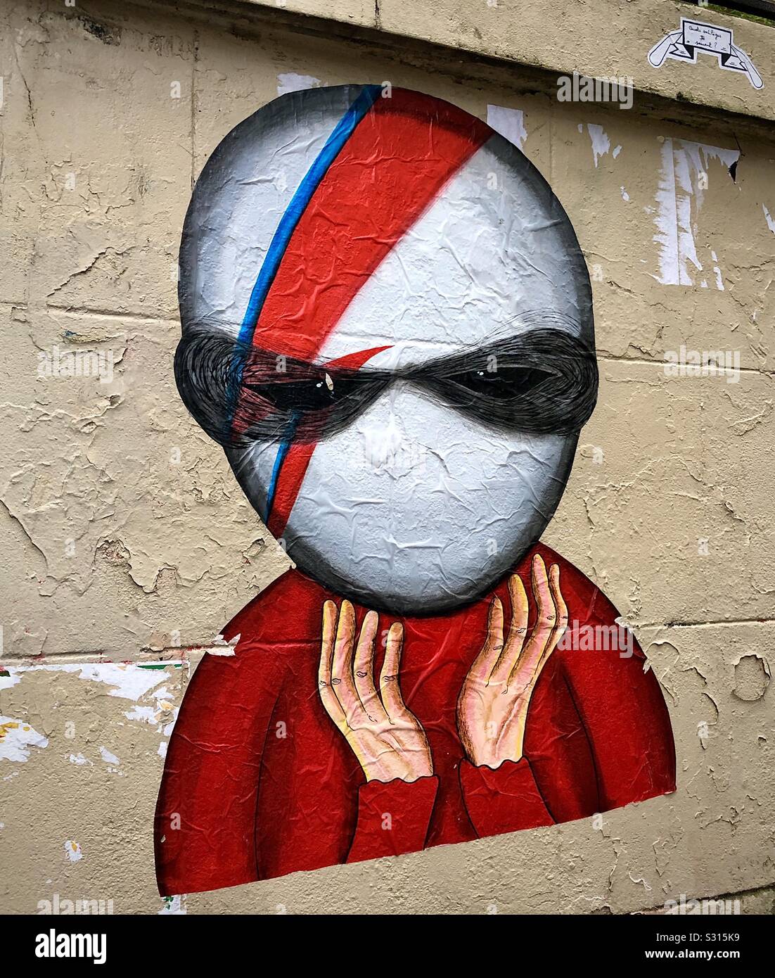 Alien figure mural in Paris street Stock Photo - Alamy