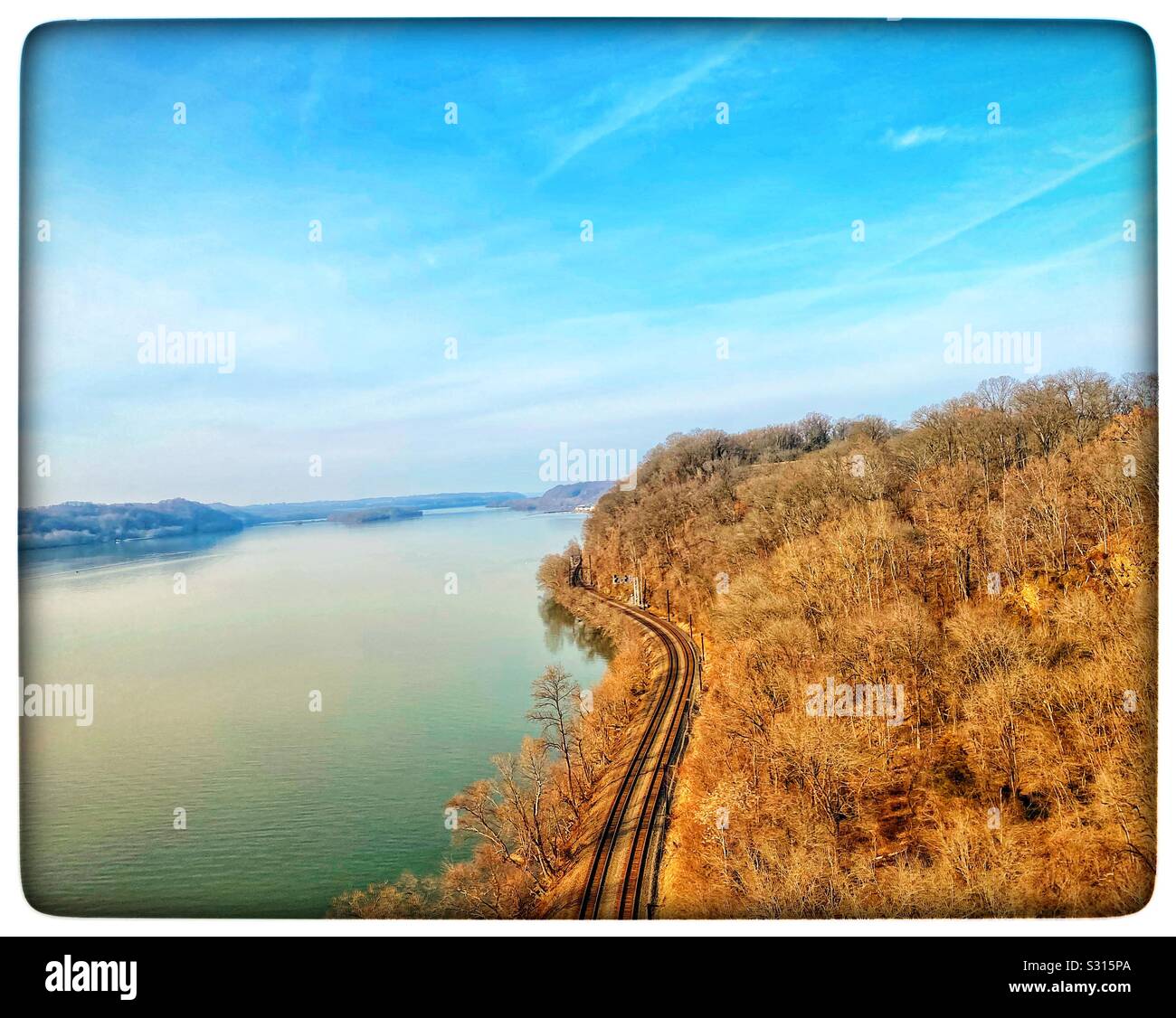Along railroad tracks hi-res stock photography and images - Alamy