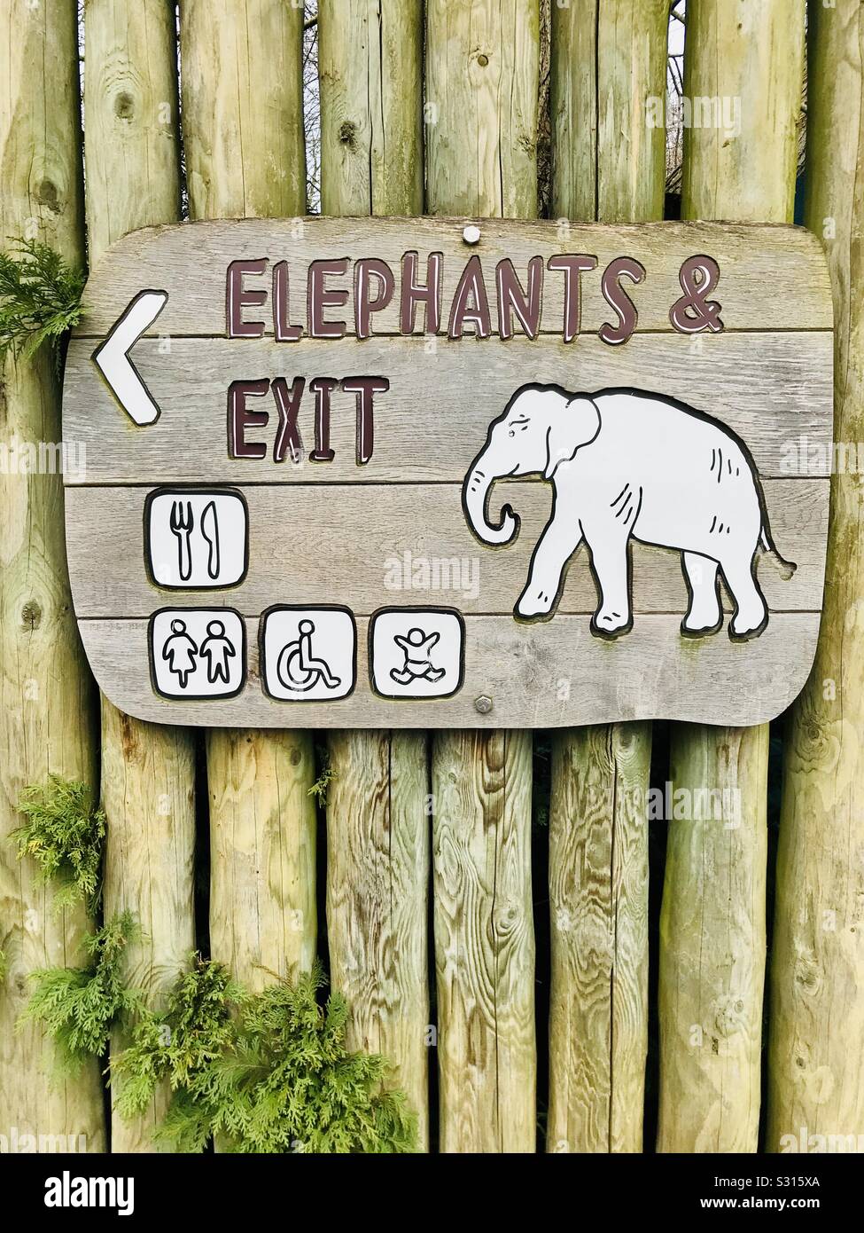 Elephant zoo sign hi-res stock photography and images - Alamy