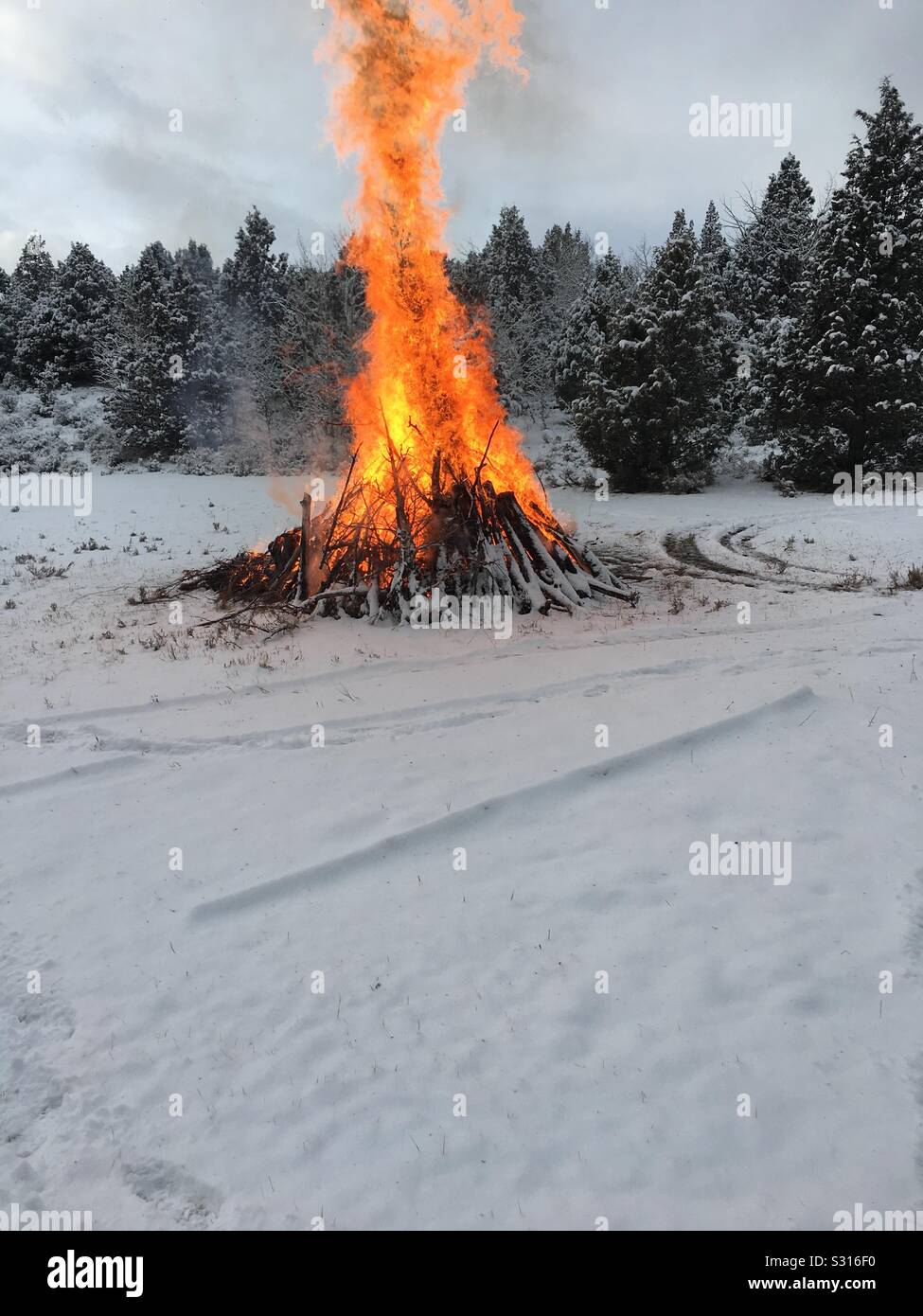 Fire winter hi-res stock photography and images - Alamy