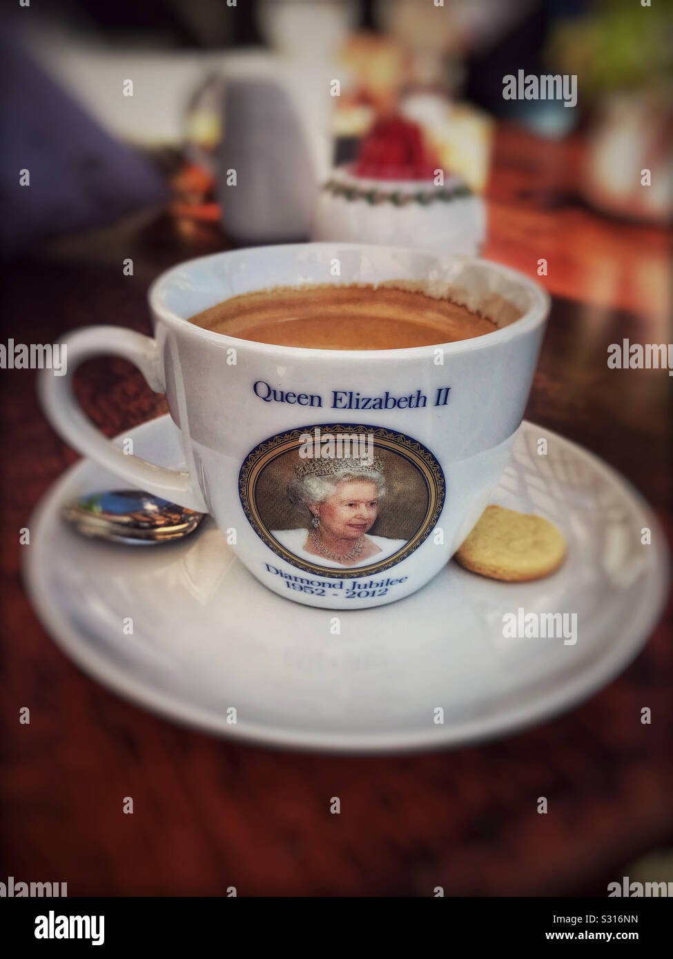 Queen Elizabeth II teacup Stock Photo - Alamy